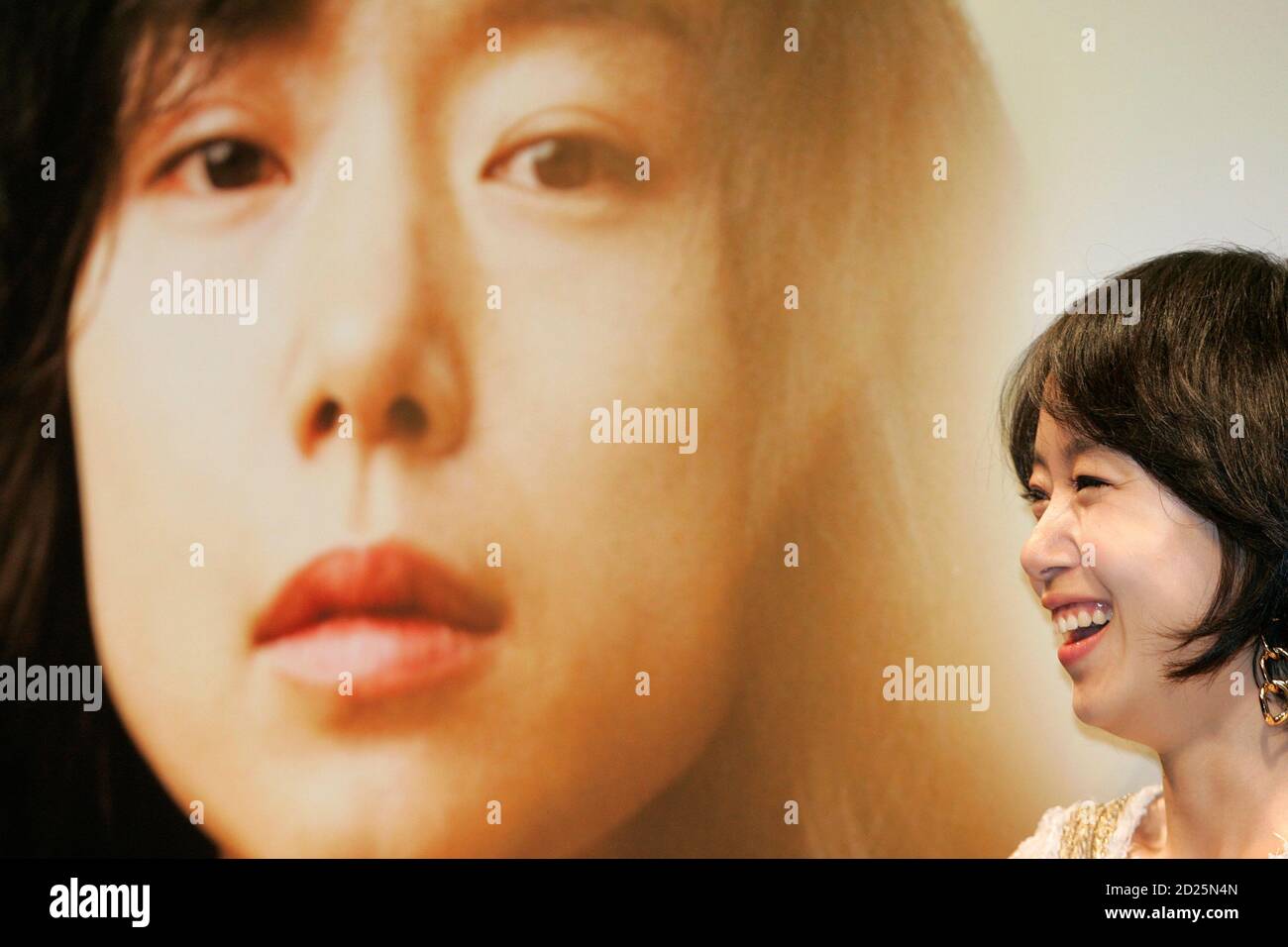 South actress lee so yeon poses hi-res stock photography and images - Alamy