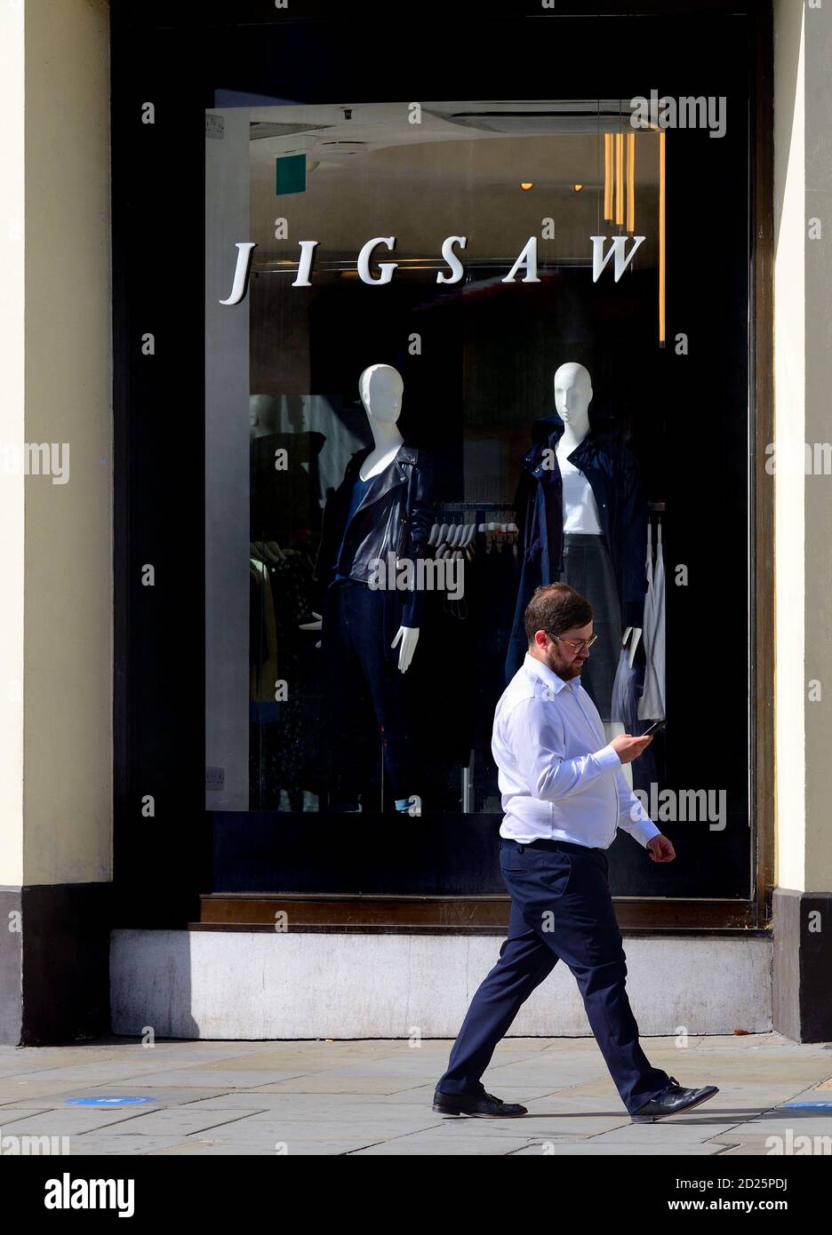 Jigsaw man hi-res stock photography and images - Alamy