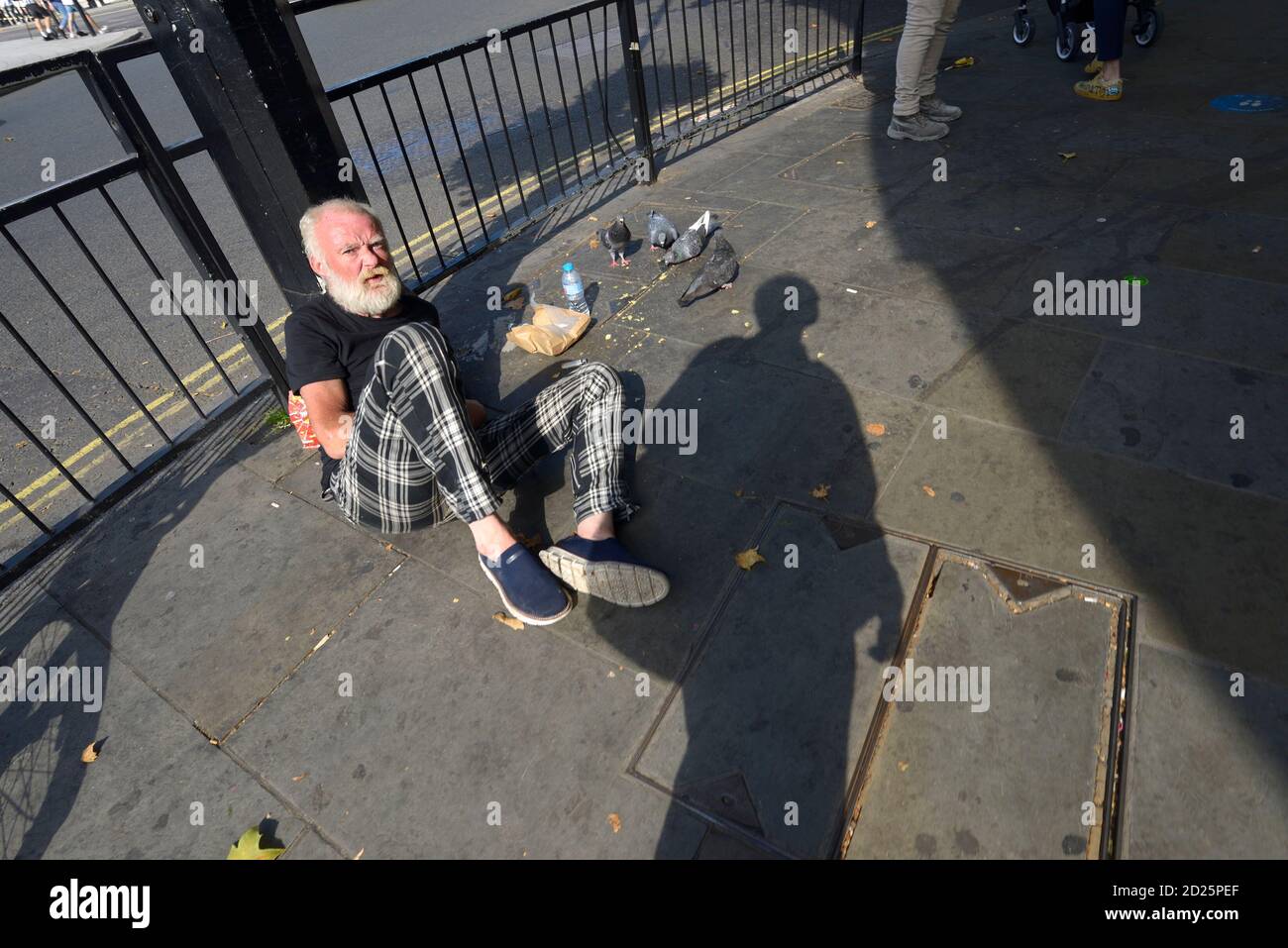 London, England, UK. Homeless man in Trafalgar Square Stock Photo - Alamy