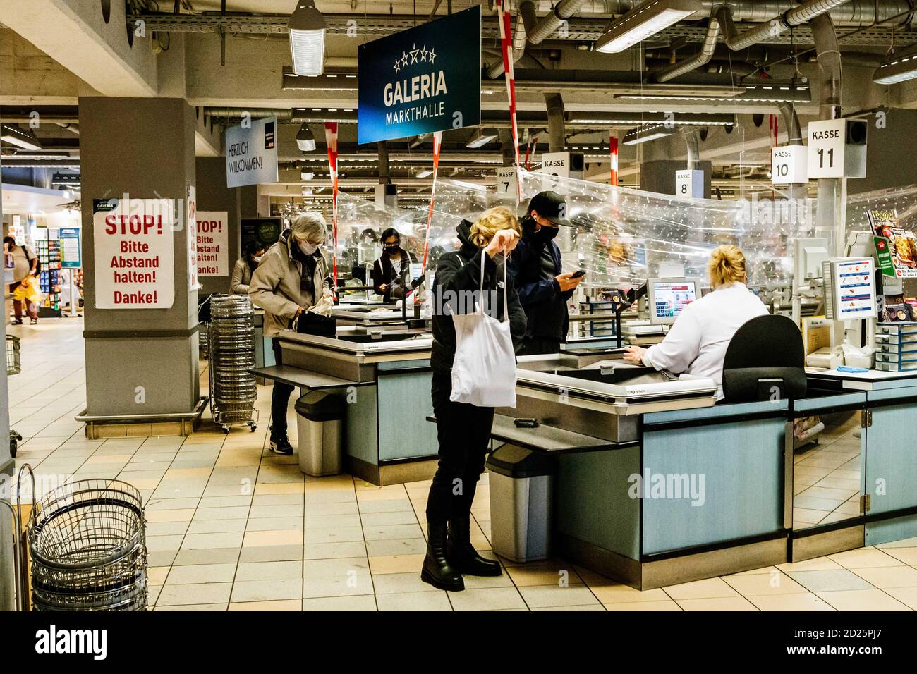 Cashier supermarket 2020 hi-res stock photography and images - Alamy