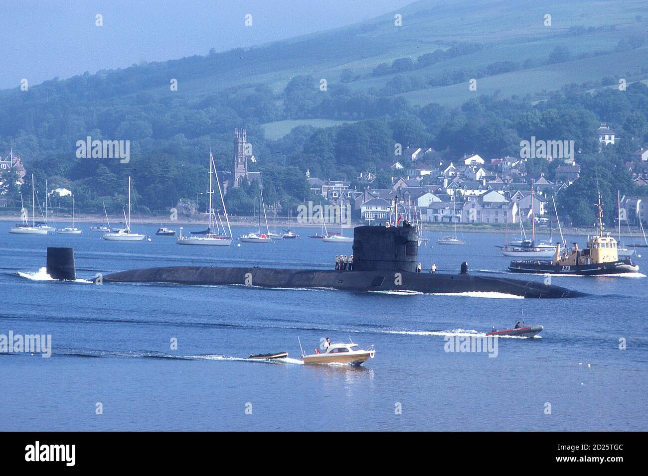 ROYAL NAVY TRAFALGAR CLASS NUCLEAR POWERED SUBMARINE LEAVING CLYDE ...