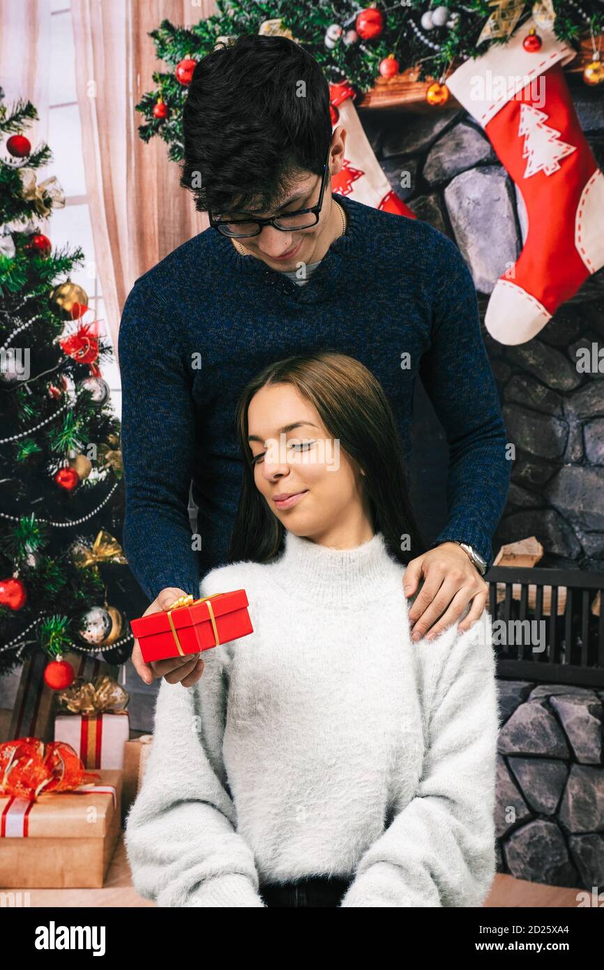 Man giving gift to woman hi-res stock photography and images - Alamy
