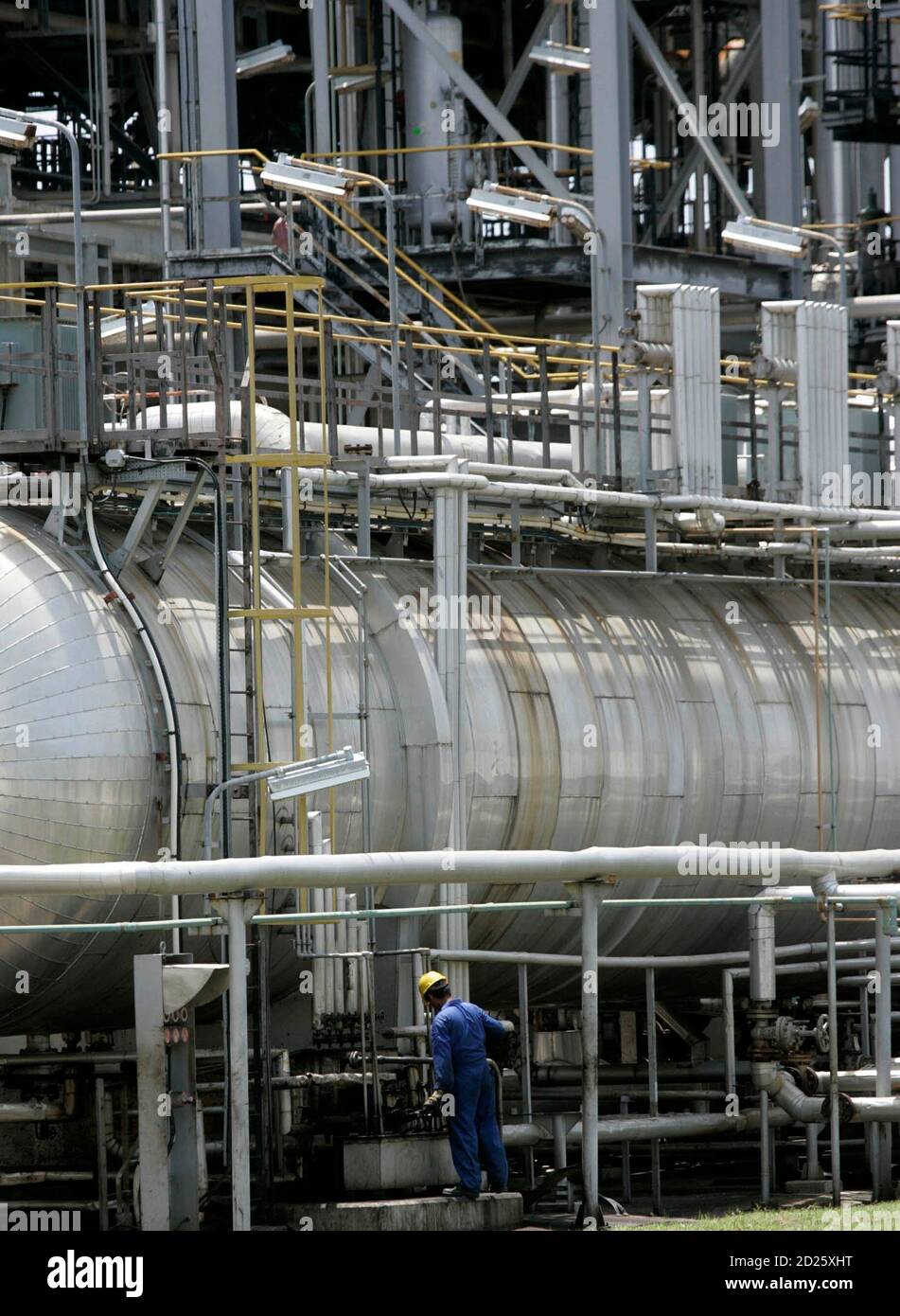 Middle east oil refinery worker hi-res stock photography and images - Alamy