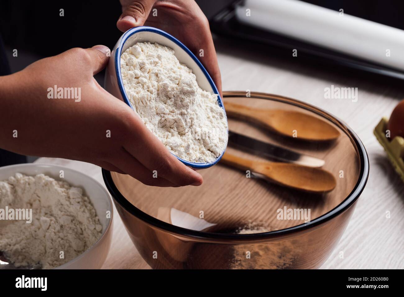 Meek pouring flour into a bowl Stock Photo - Alamy