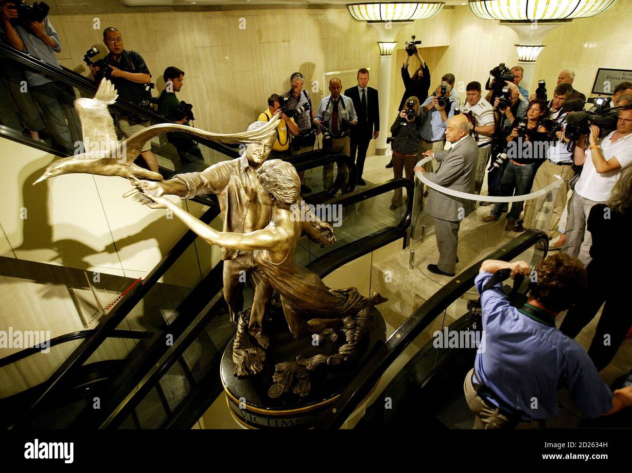Harrods statue diana hi-res stock photography and images - Alamy