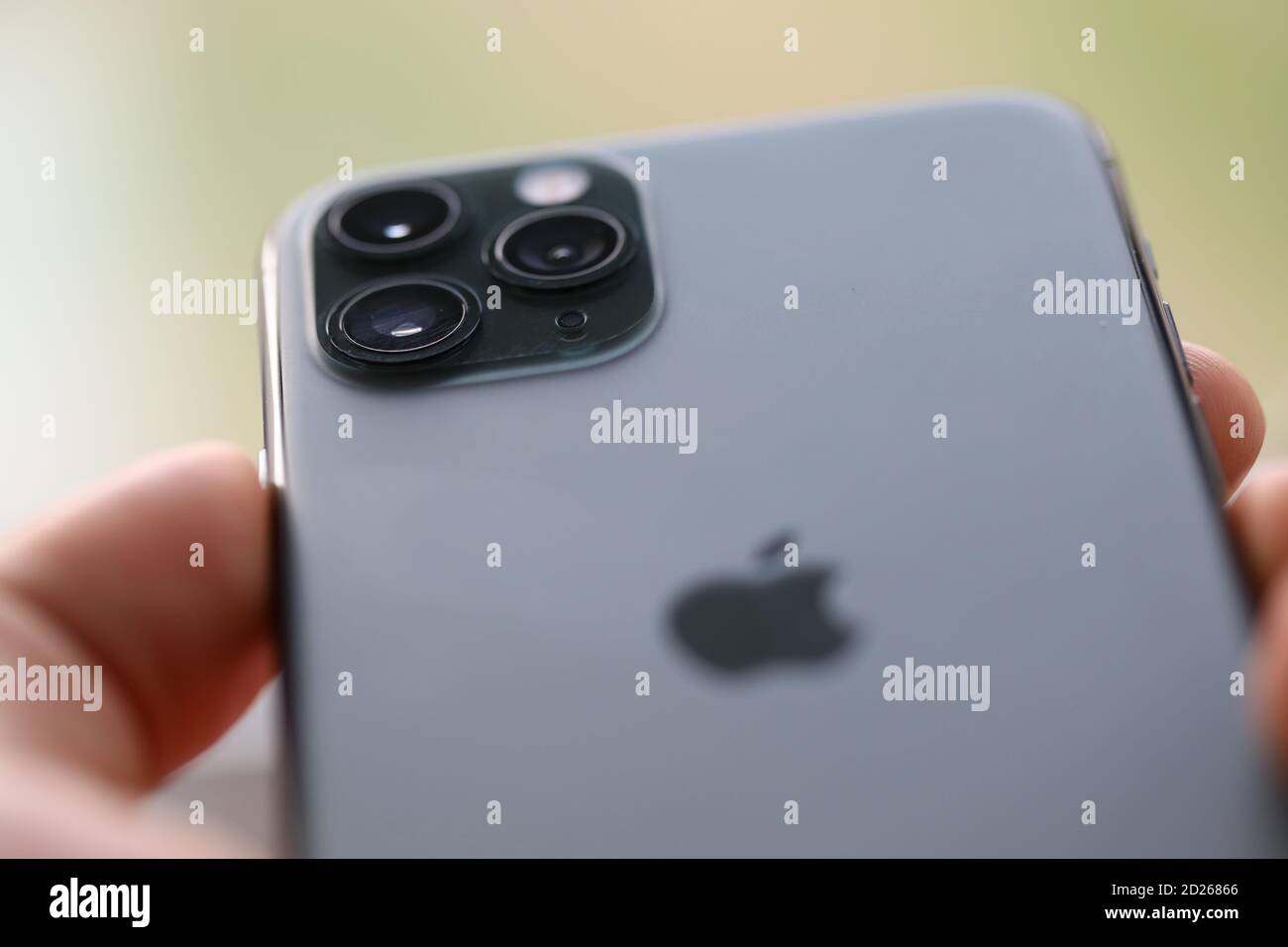 Iphone 12 repair hi-res stock photography and images - Alamy