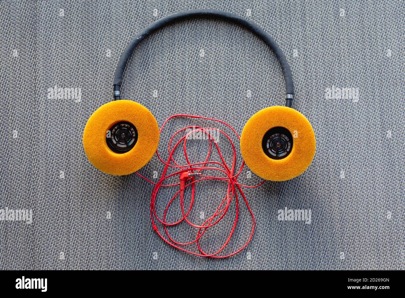 Old headphones hi-res stock photography and images - Alamy