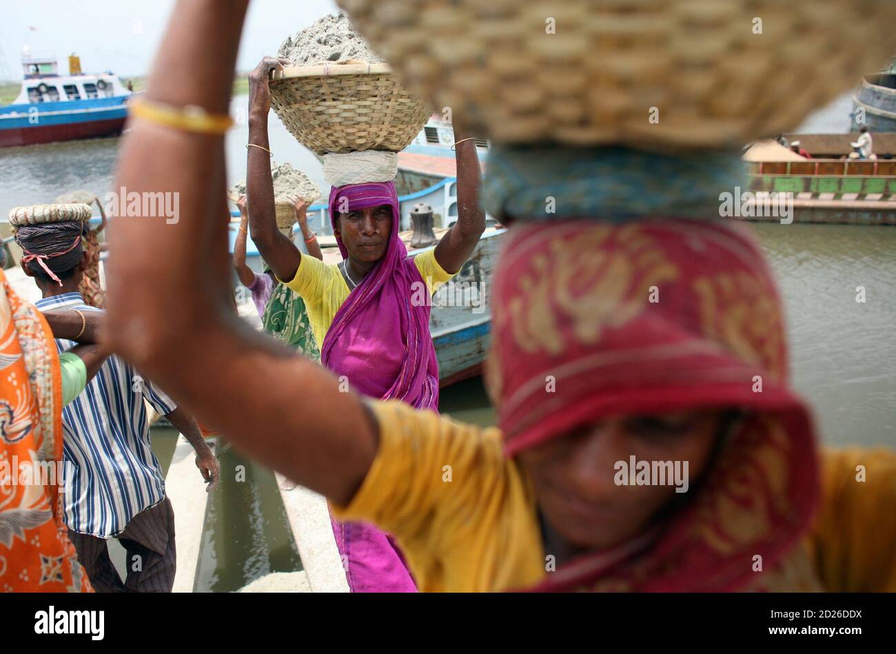 Women carrying things on head hi-res stock photography and images - Alamy