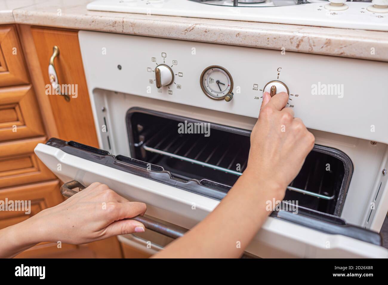 Woman microwave oven hi-res stock photography and images - Alamy