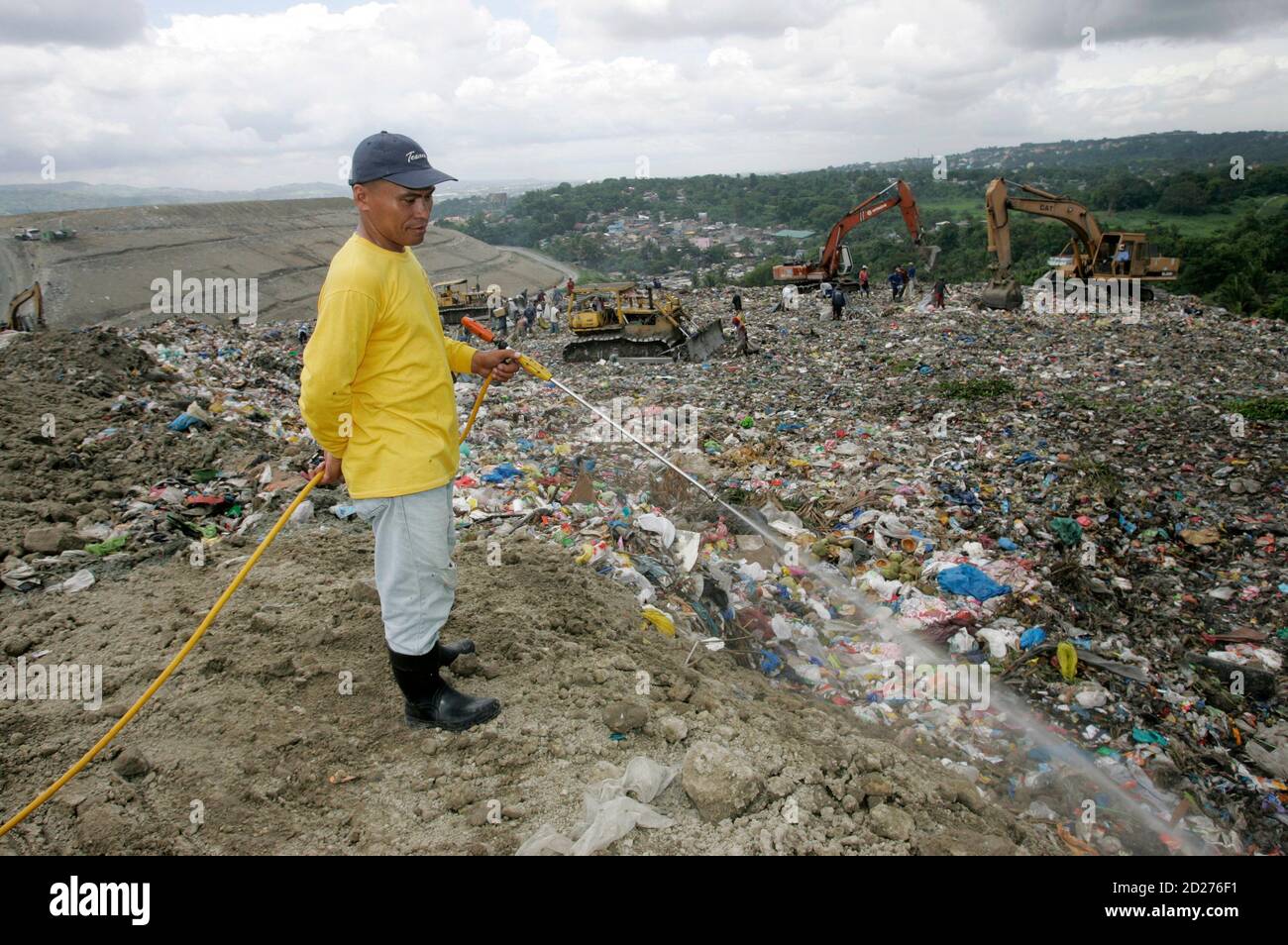 Philippines manila city garbage people hi-res stock photography and ...