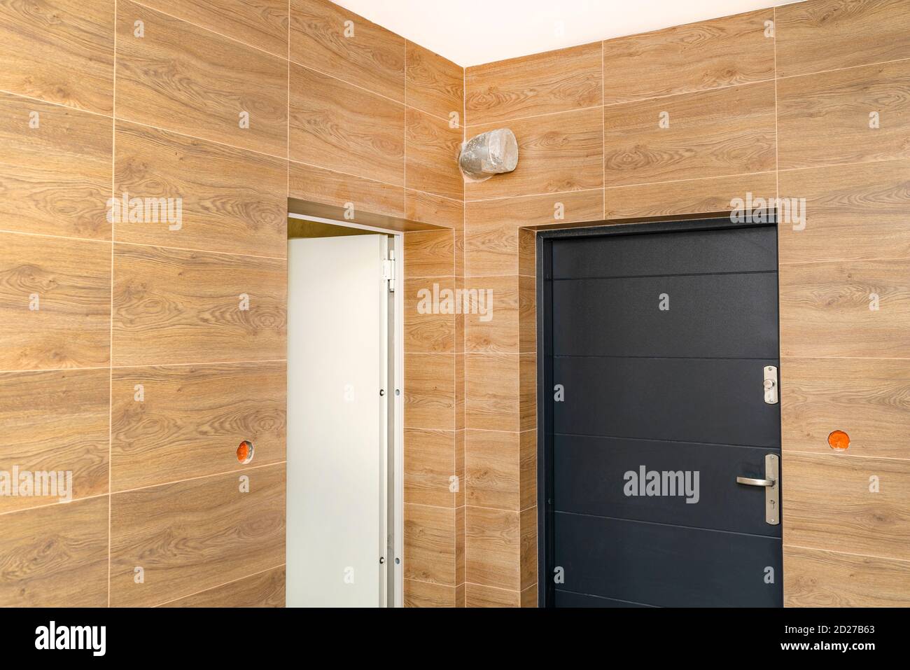 Empty lock chamber hi-res stock photography and images - Alamy