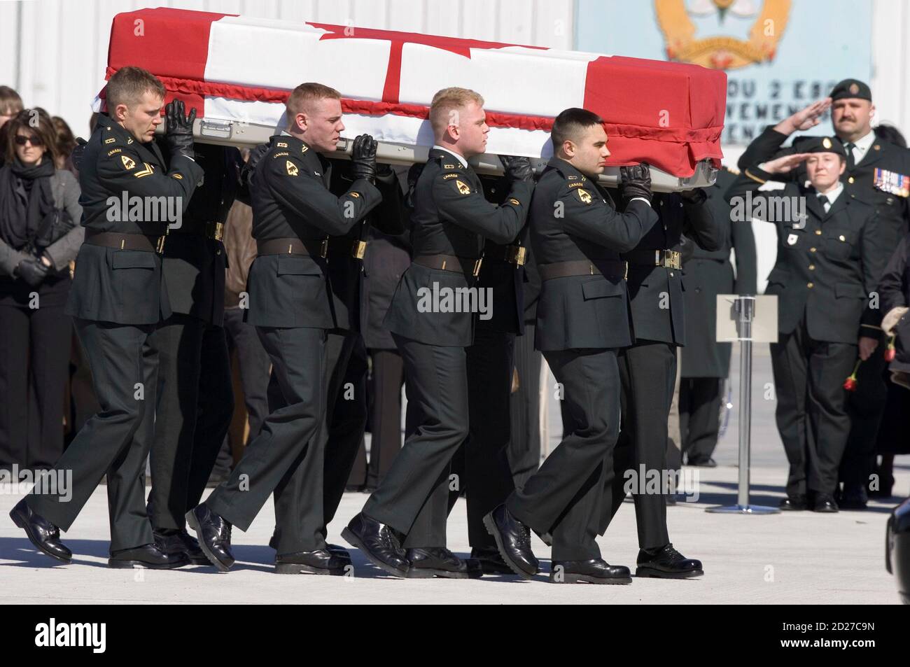 Pallbearers soldiers military hi-res stock photography and images - Alamy