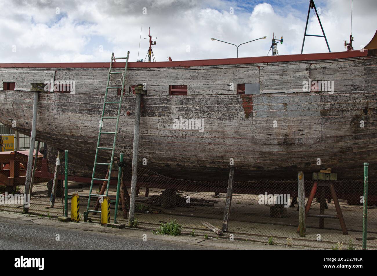 Wooden and metal hull hi-res stock photography and images - Alamy