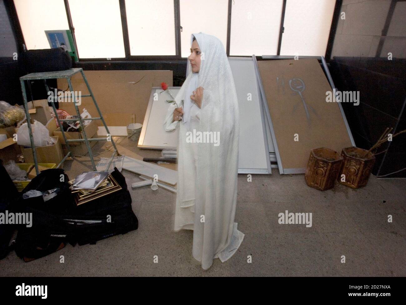 Iran bride hi-res stock photography and images - Alamy