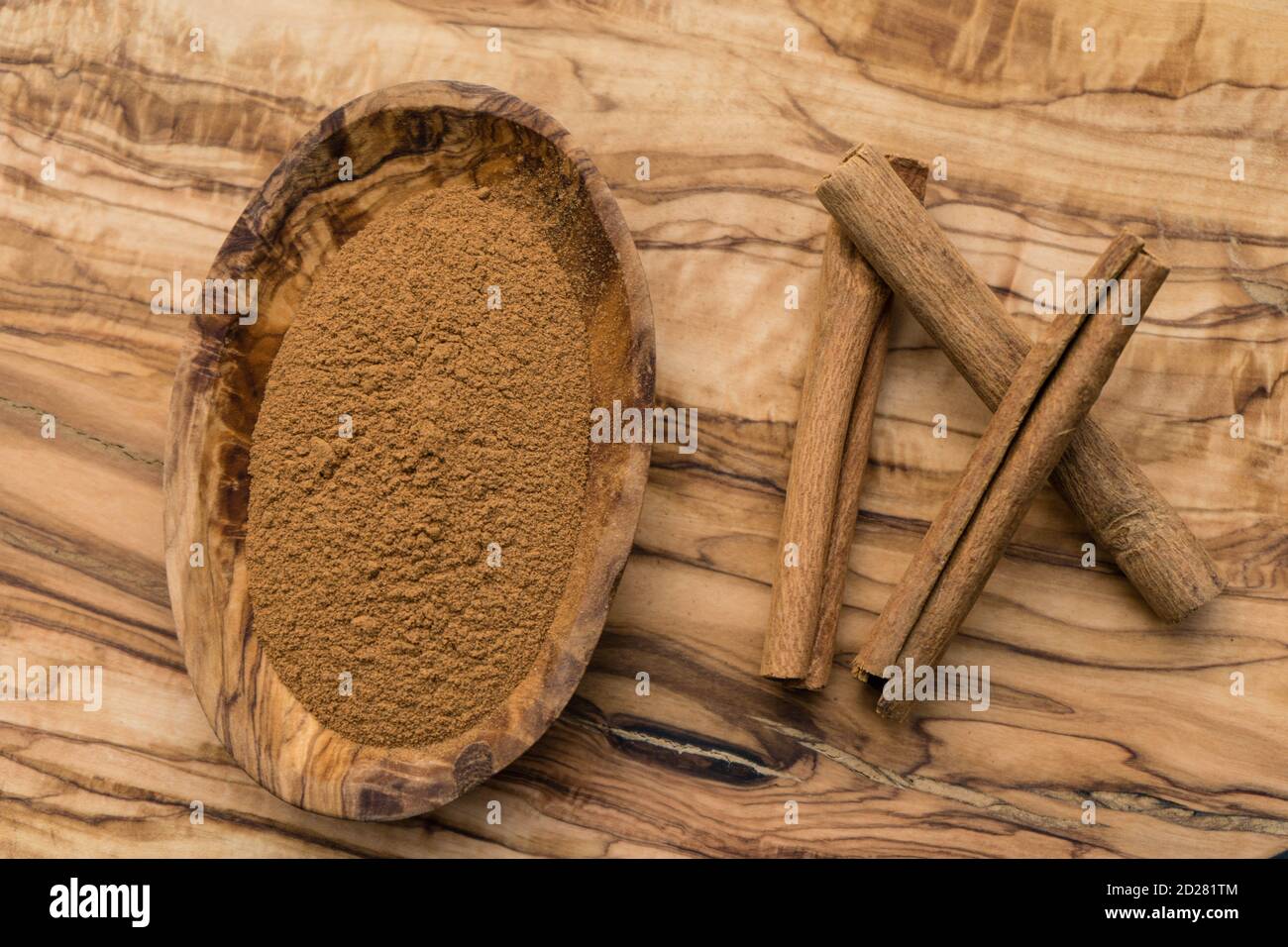 dried cinnamon sticks and powder Stock Photo - Alamy