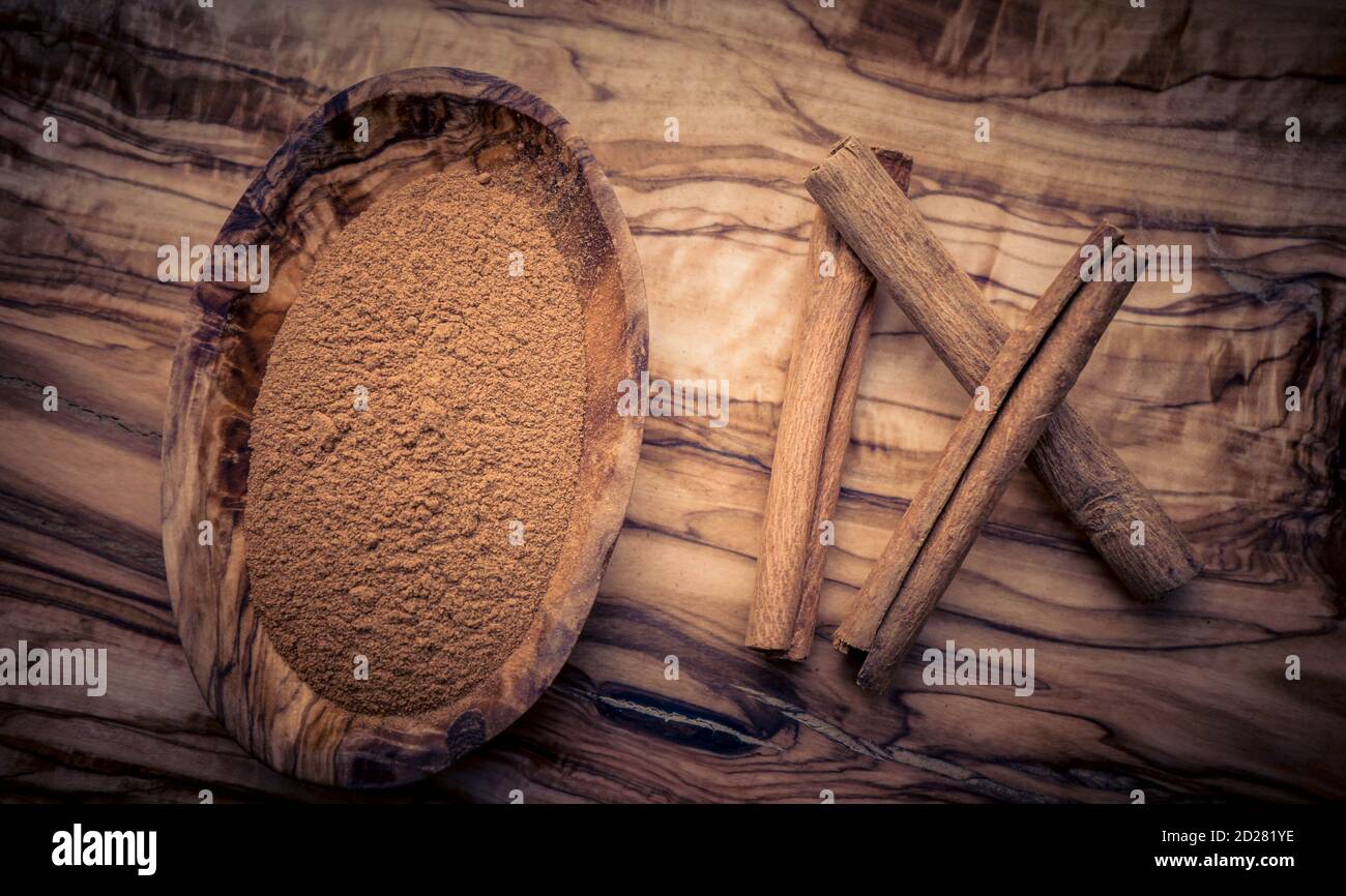 dried cinnamon sticks and powder Stock Photo - Alamy