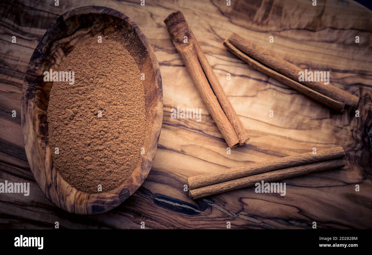 dried cinnamon sticks and powder Stock Photo - Alamy
