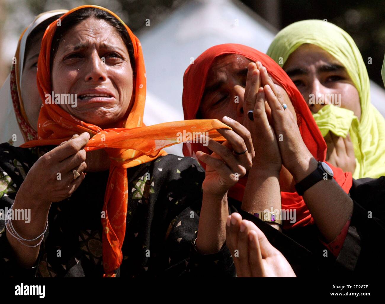 Kashmiri muslim women crying indian hi-res stock photography and images ...