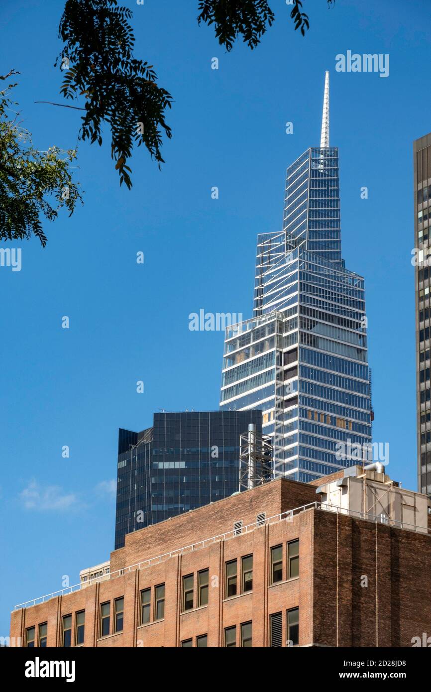 Looming skyscrapers hi-res stock photography and images - Alamy