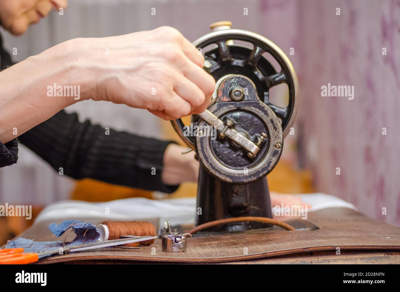 Hand cranked sewing machine hi-res stock photography and images - Alamy
