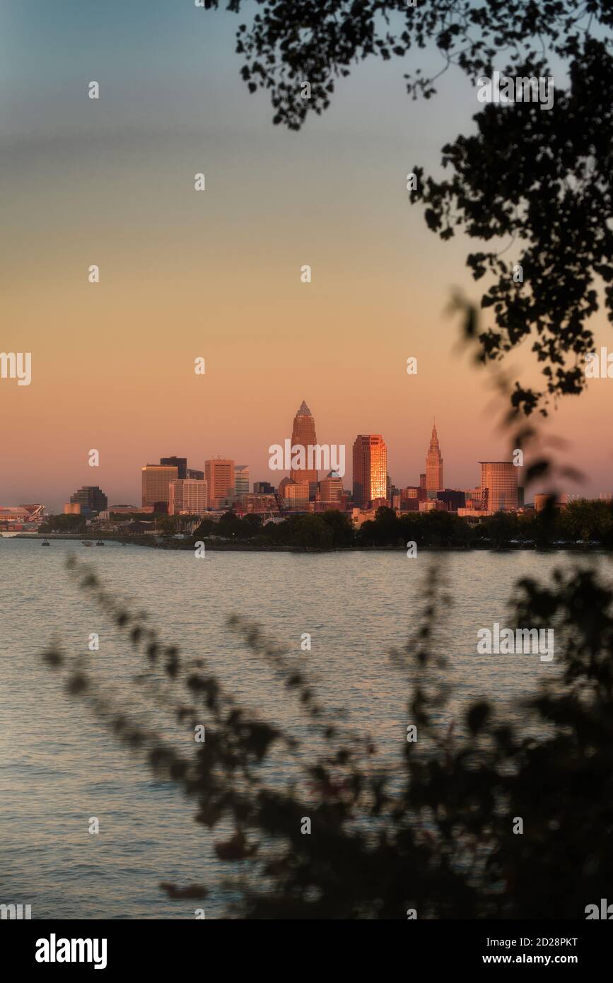 Cleveland ohio skyline at sunset Stock Photo - Alamy