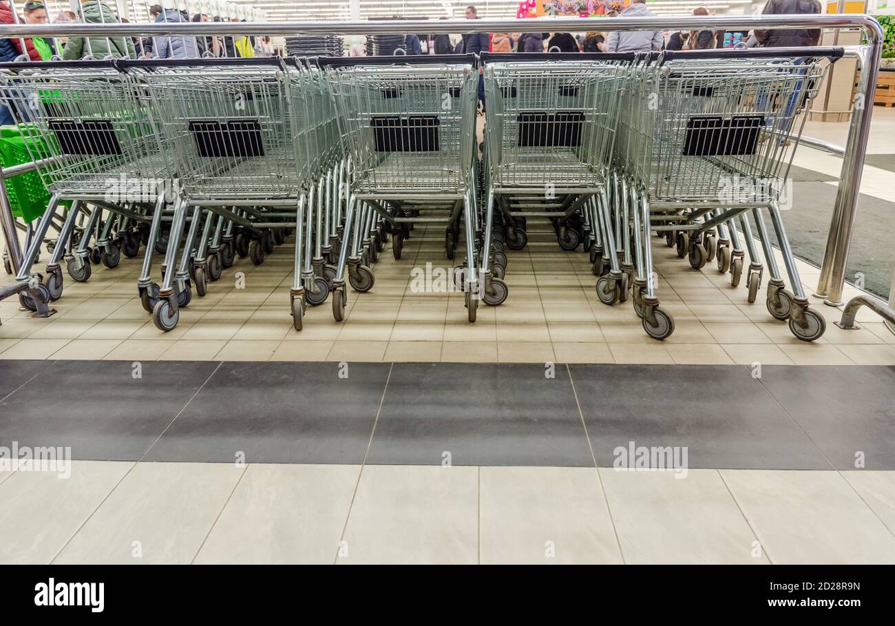 Row of shopping carts in supermarket Stock Photo - Alamy