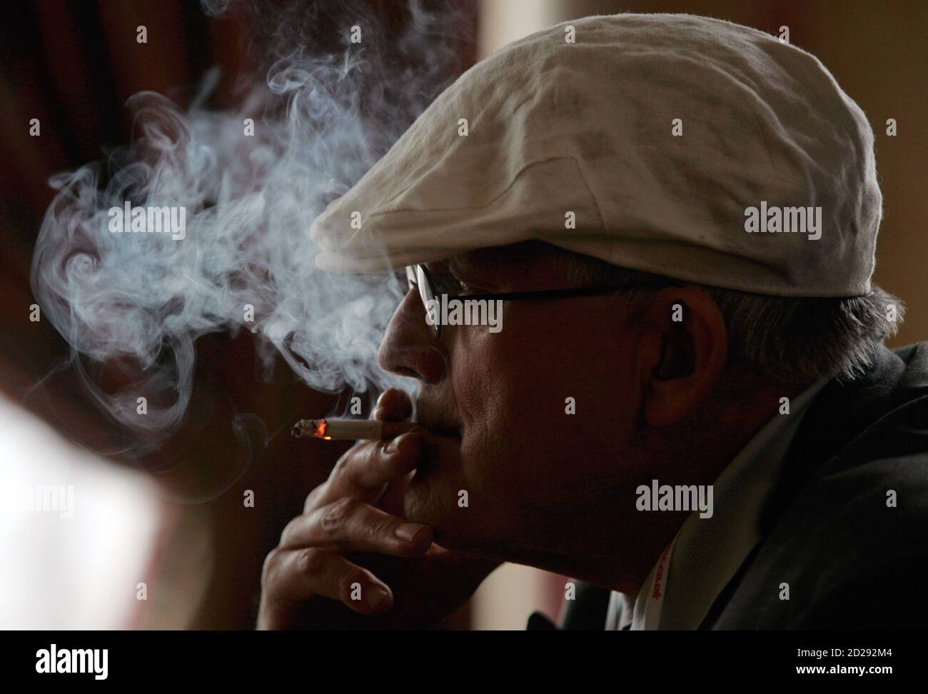 Pro smoking hi-res stock photography and images - Alamy