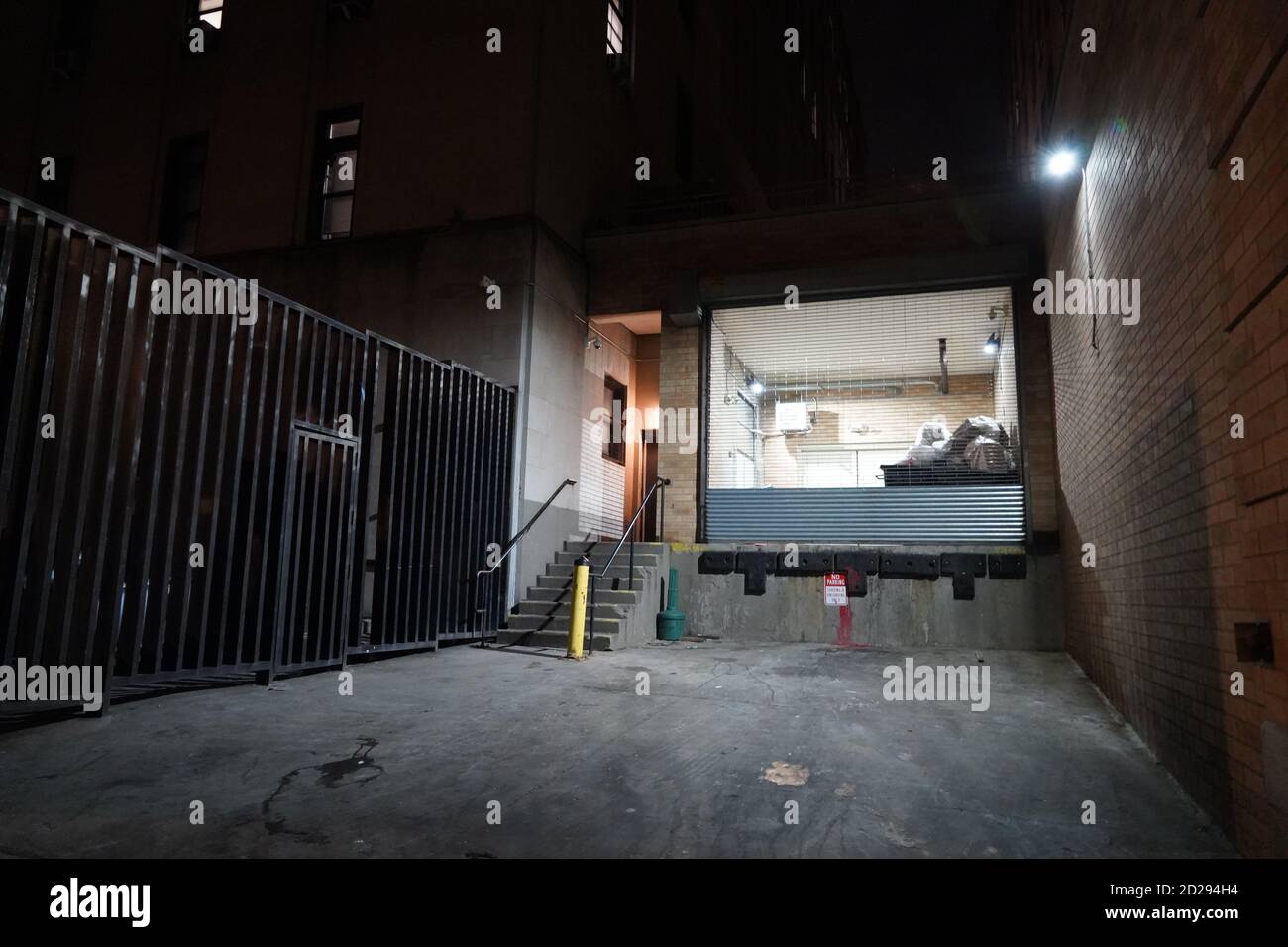 back alley new york city harlem Stock Photo - Alamy