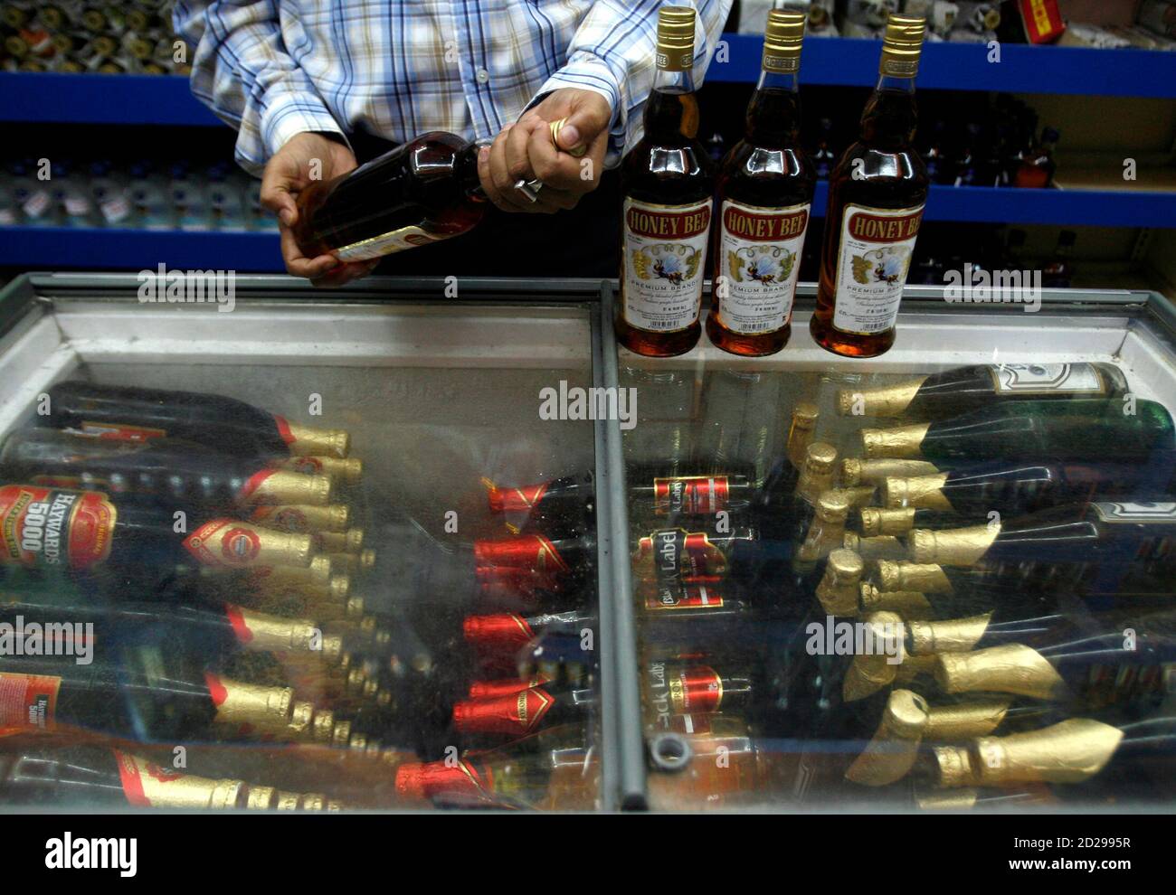 Alcohol shop india hi-res stock photography and images - Alamy