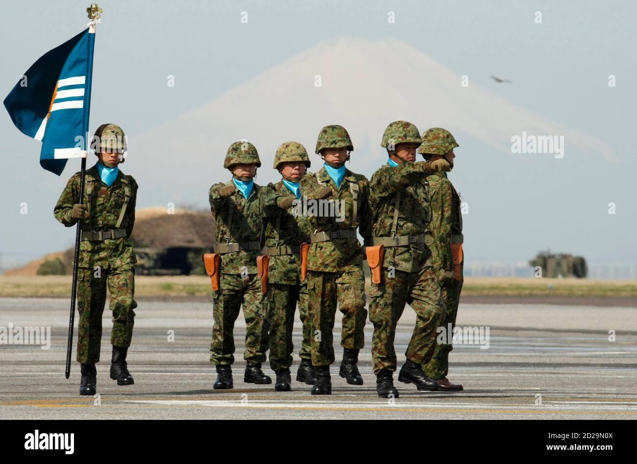 Soldiers japan ground self defense force hi-res stock photography and ...