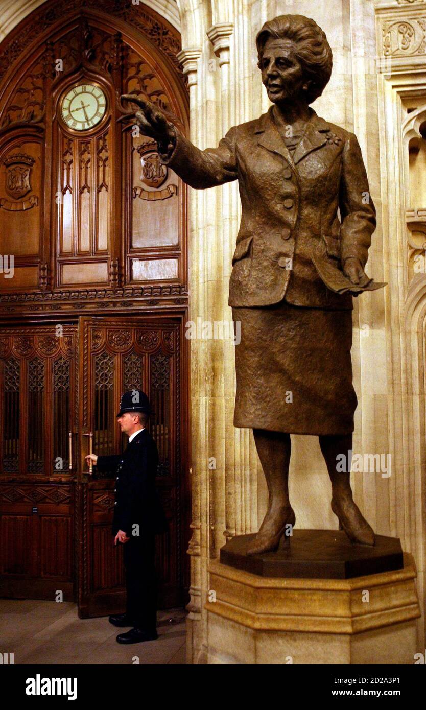 Margaret thatcher statue parliament hi-res stock photography and images ...