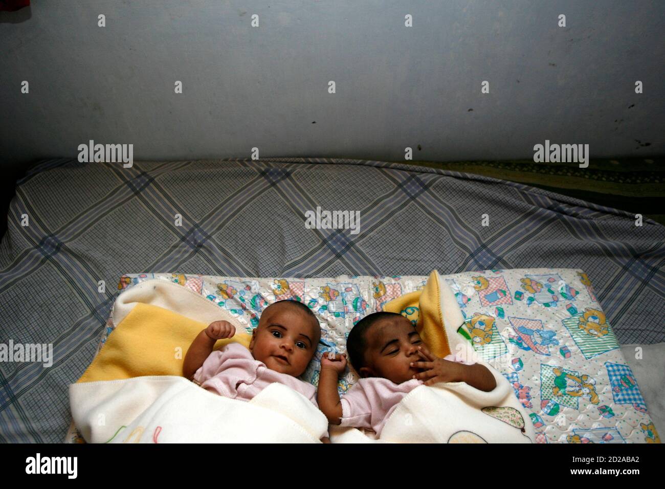 Identical twins asia hi-res stock photography and images - Alamy
