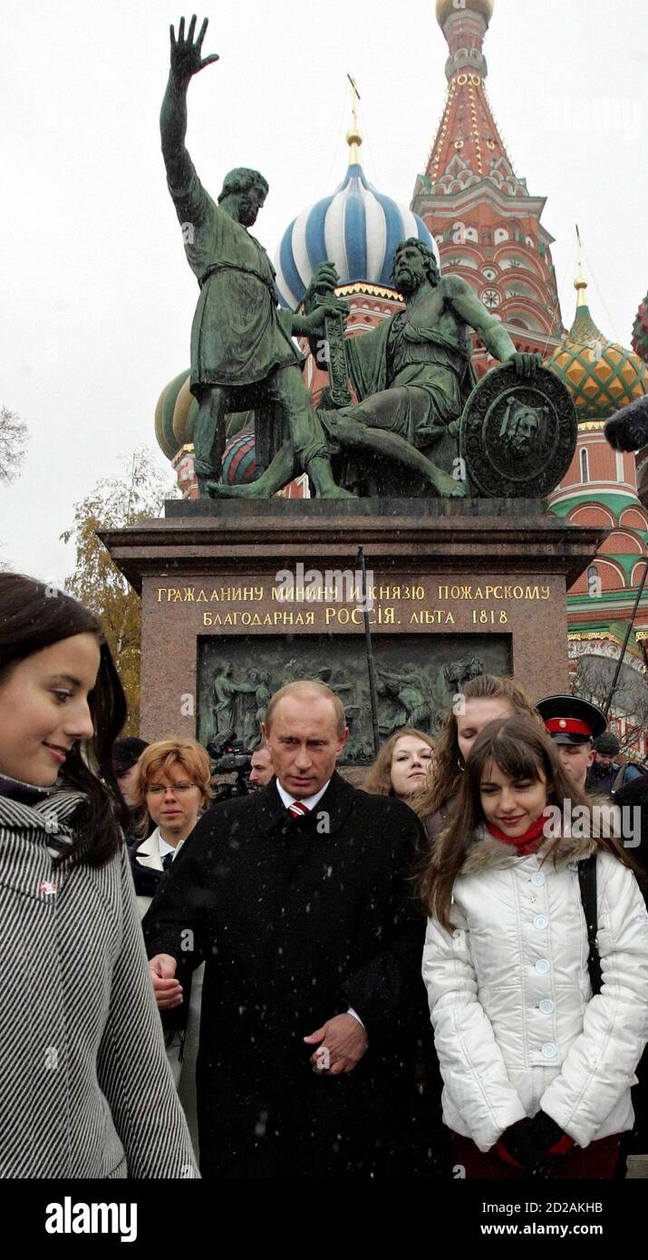 President vladimir putin laying flowers hi-res stock photography and ...