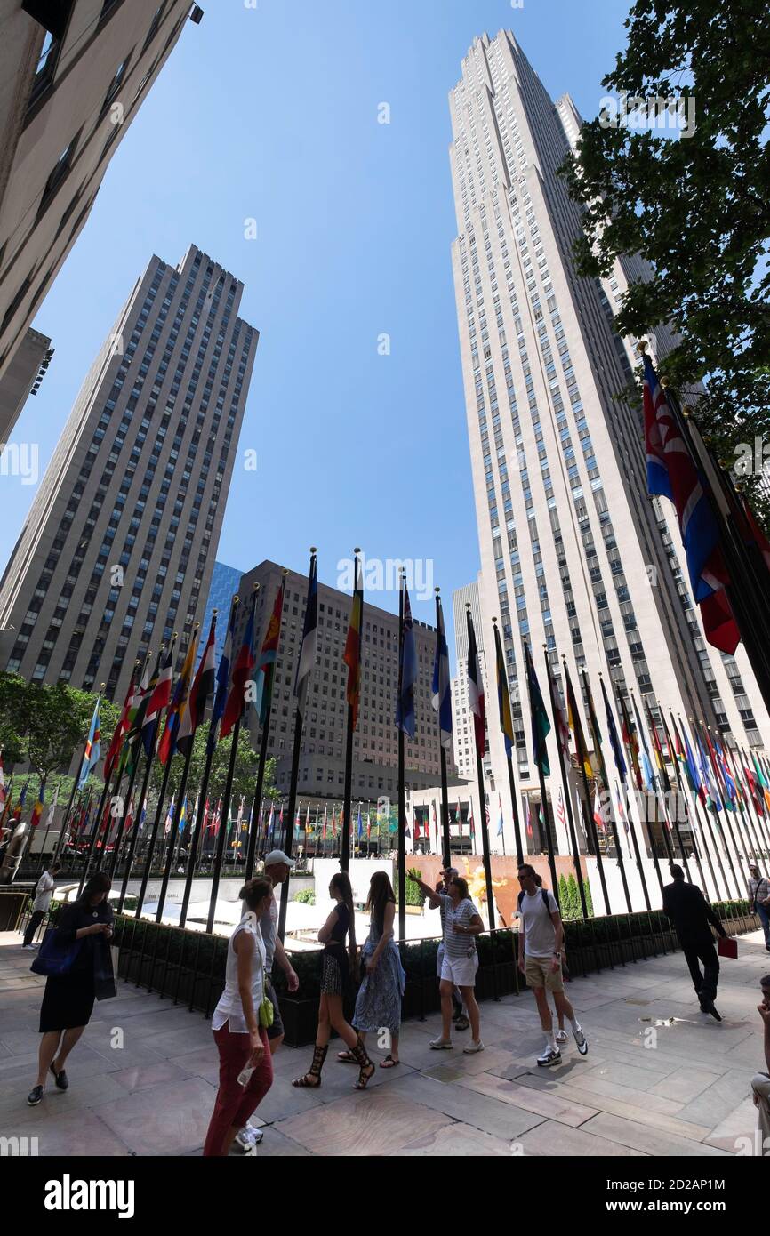 Low angle view of the Comcast Building skyscraper, Rockefeller Center ...