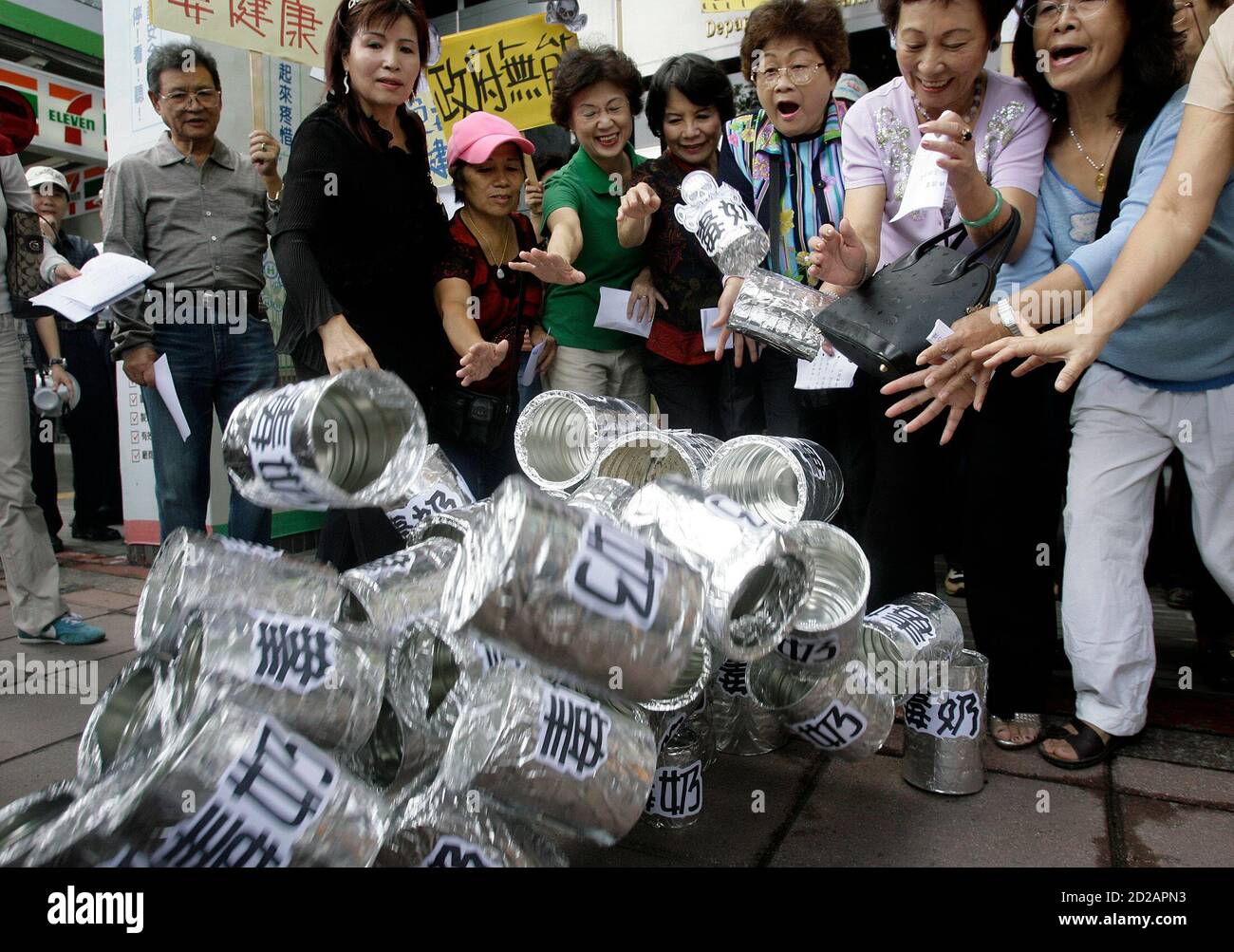 Knock cans down hi-res stock photography and images - Alamy