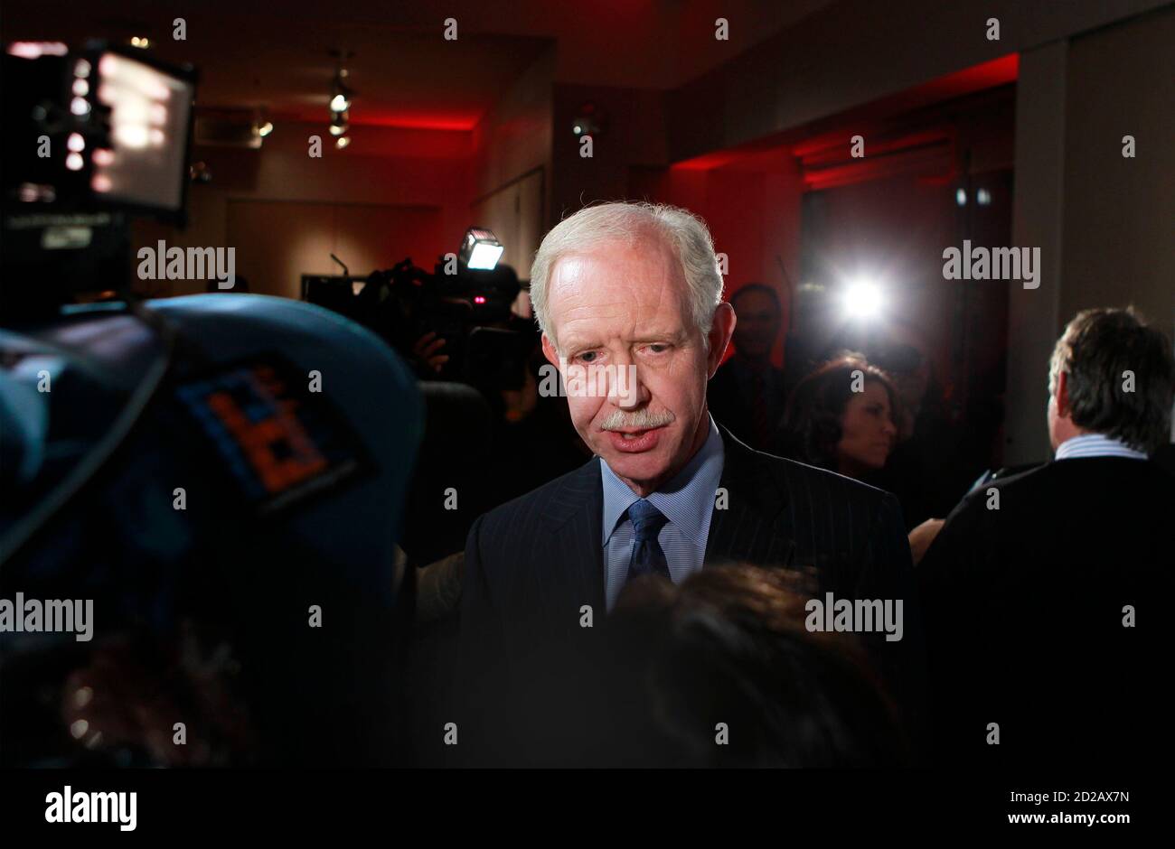 Sully sullenberger pilot hi-res stock photography and images - Alamy