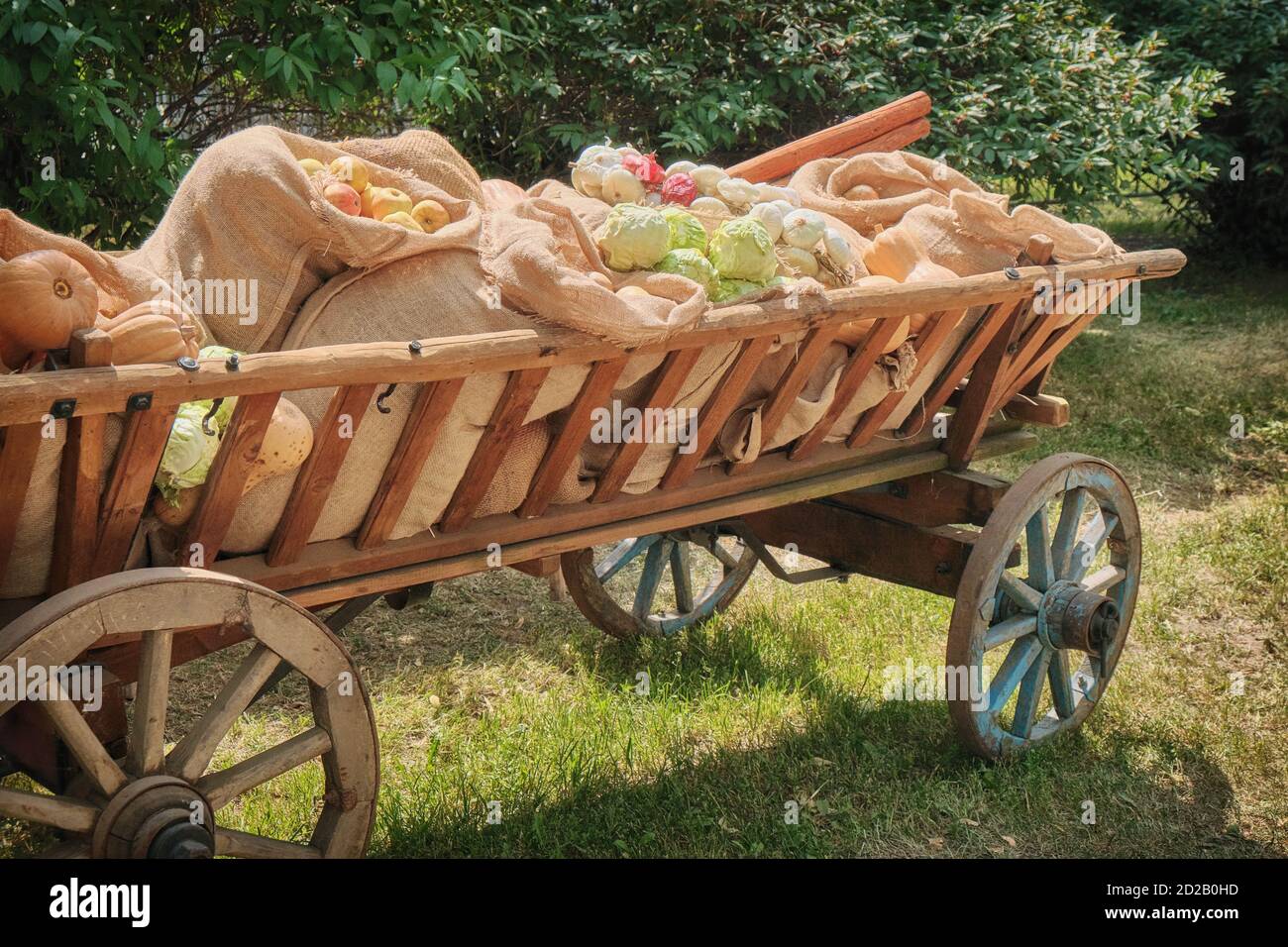 Old apple cart hi-res stock photography and images - Alamy