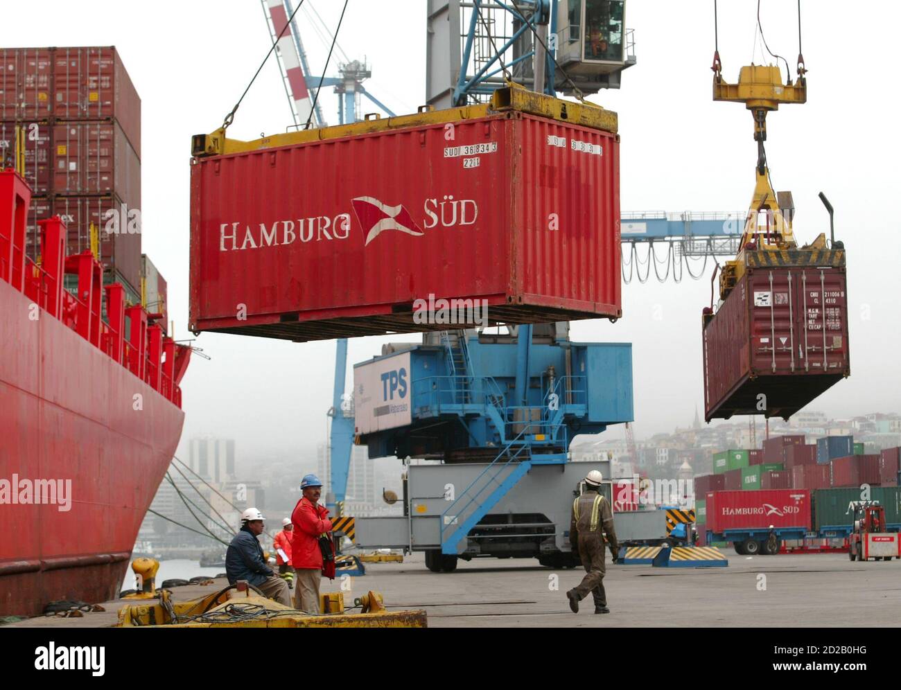 Containers being unloaded from ship hi-res stock photography and images ...
