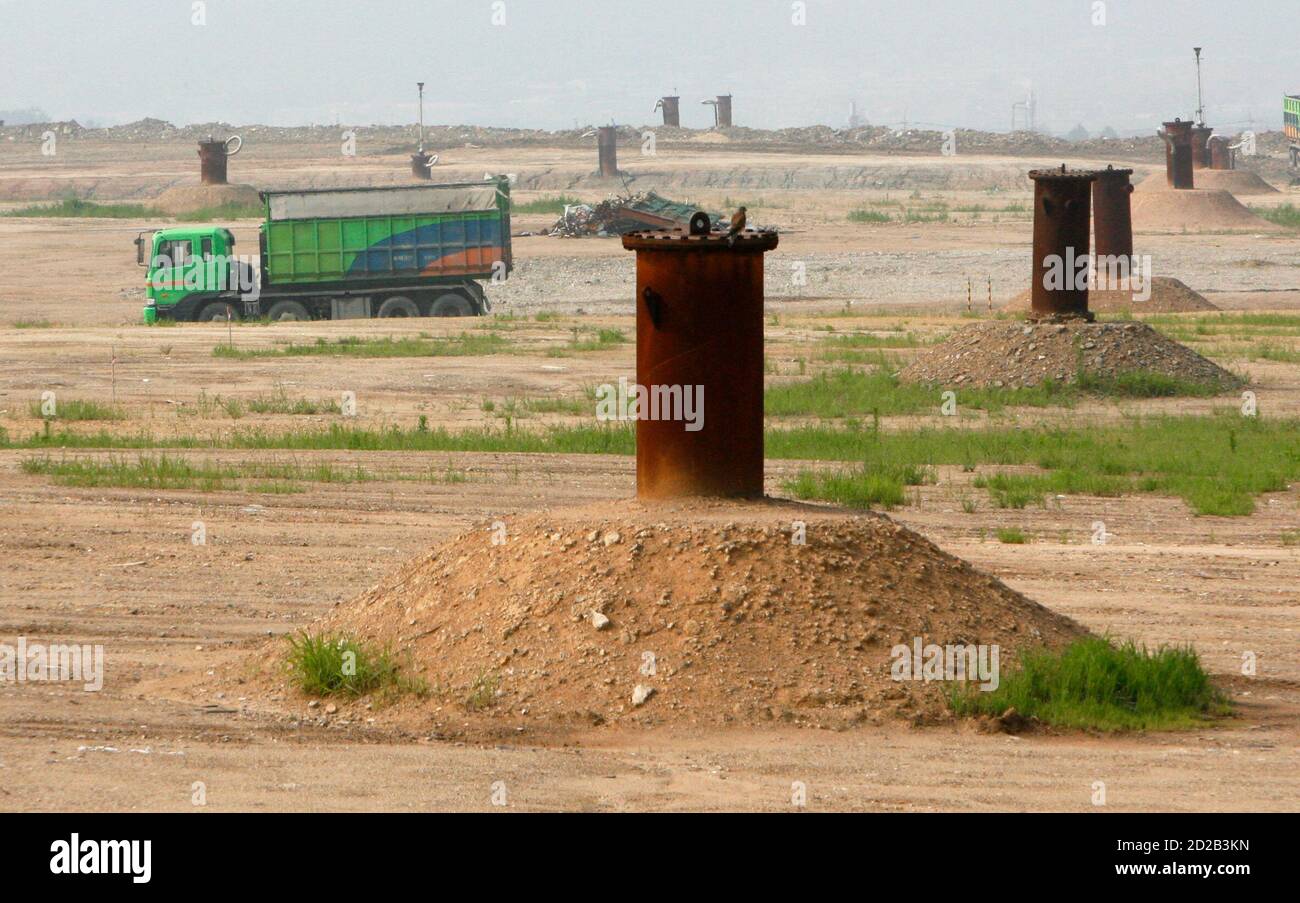 Garbage truck on landfill hi-res stock photography and images - Alamy