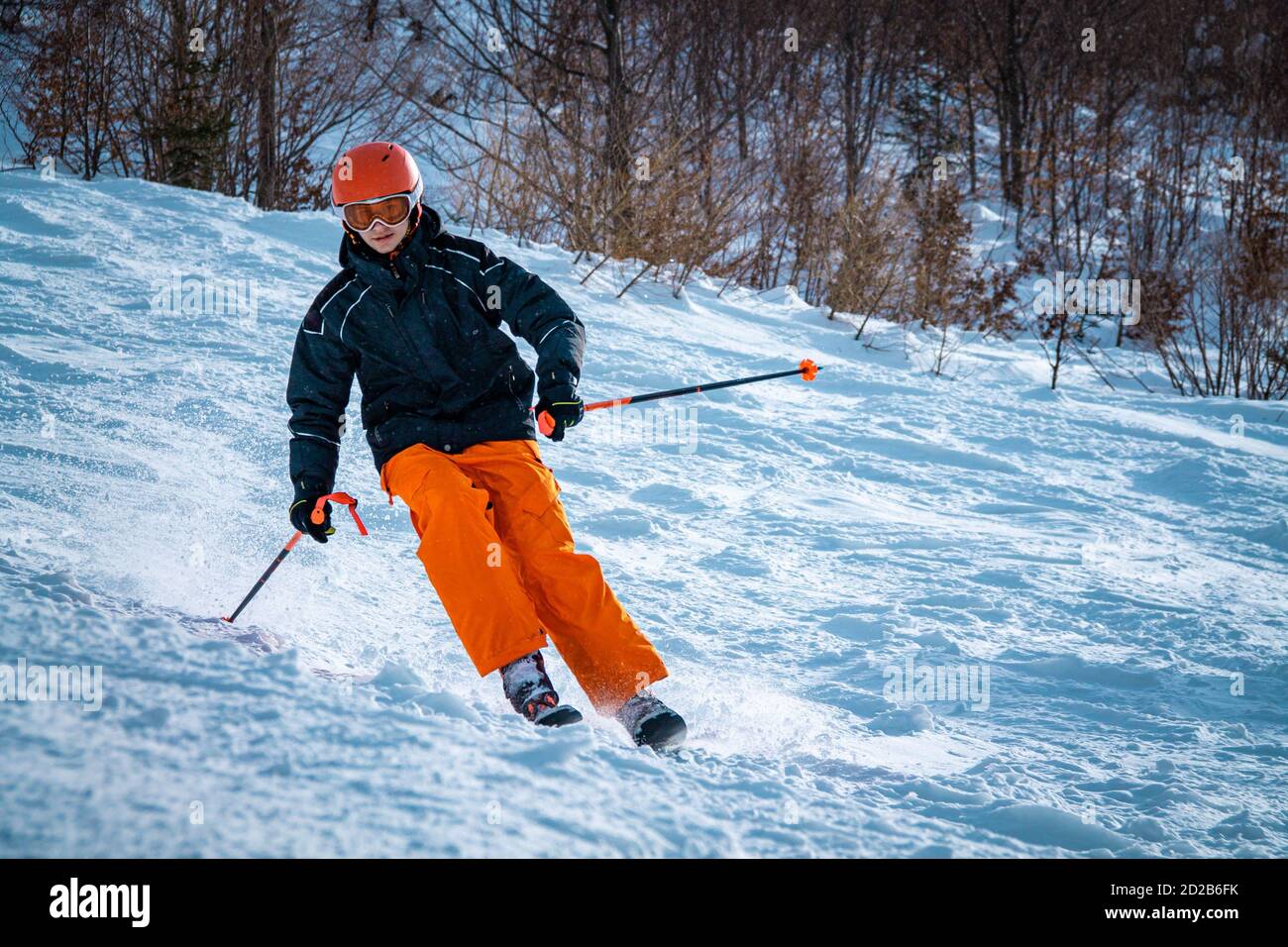 People going down ski slope hi-res stock photography and images - Alamy
