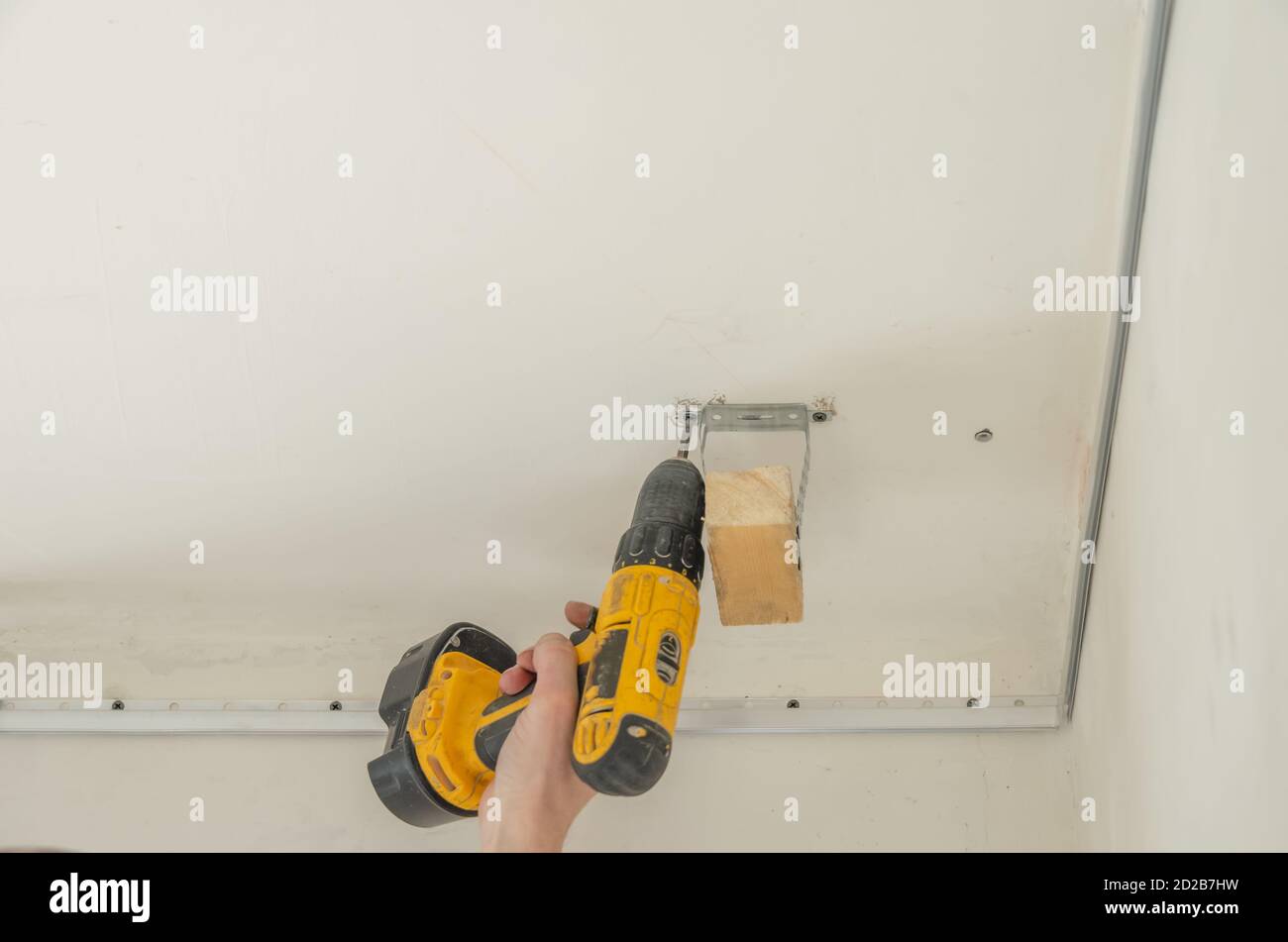 Installation of ceiling curtains. Niche for stretch ceiling. Preparing ...