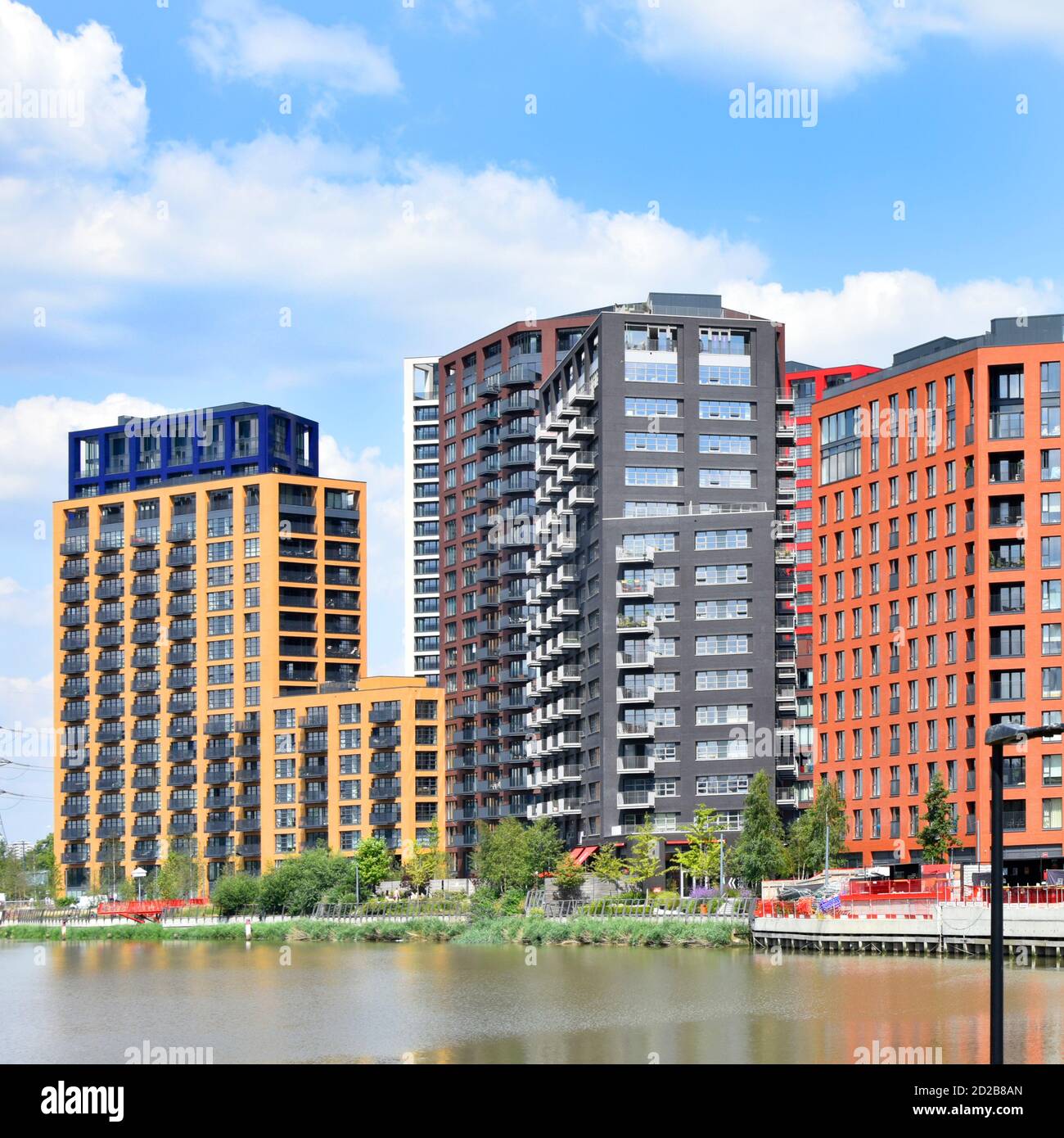 Riverside blocks of flats hi-res stock photography and images - Alamy