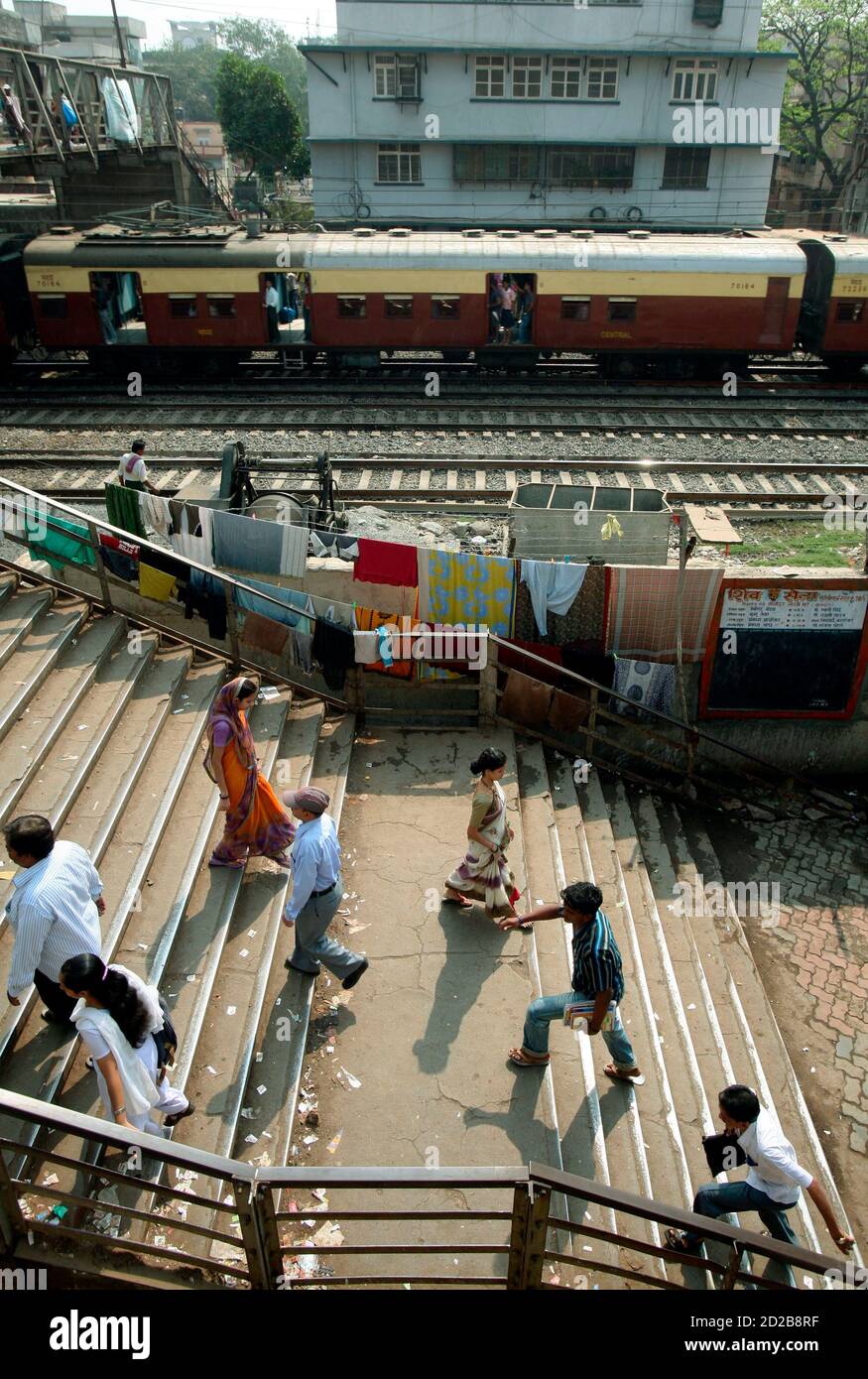 Dharavi slum railway hi-res stock photography and images - Alamy