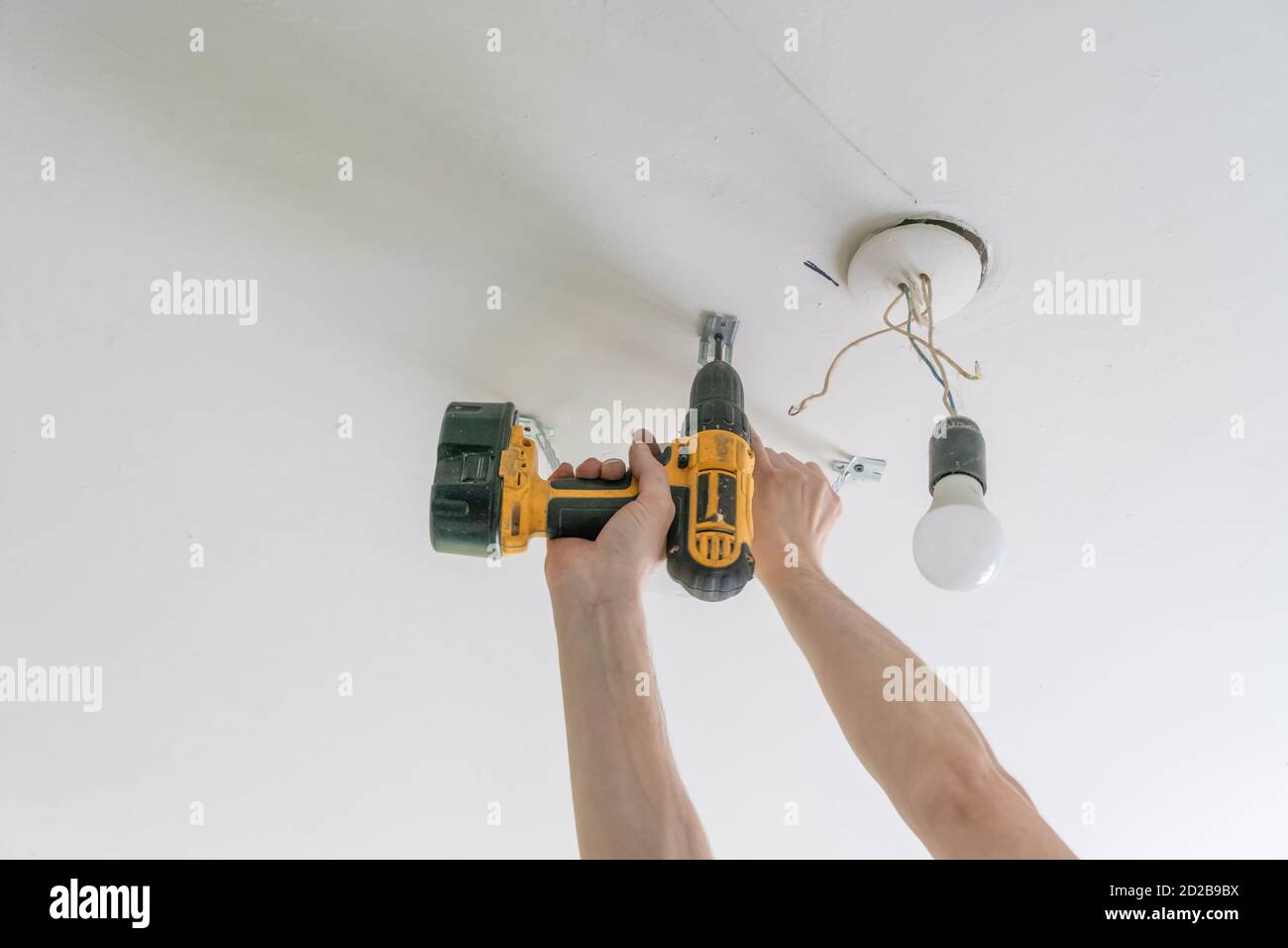 Man installs suspended ceiling hi-res stock photography and images - Alamy