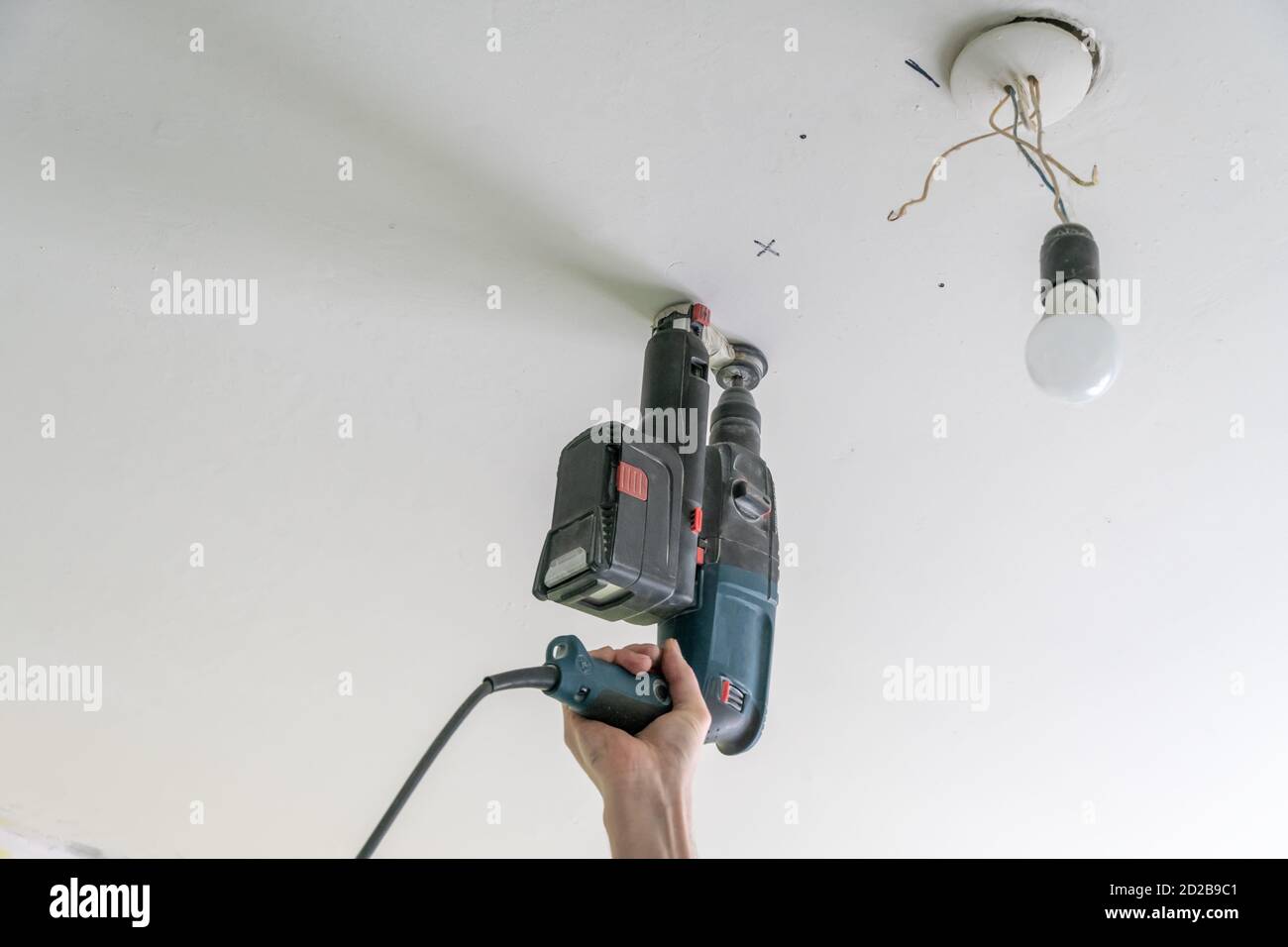 Man installs suspended ceiling hi-res stock photography and images - Alamy