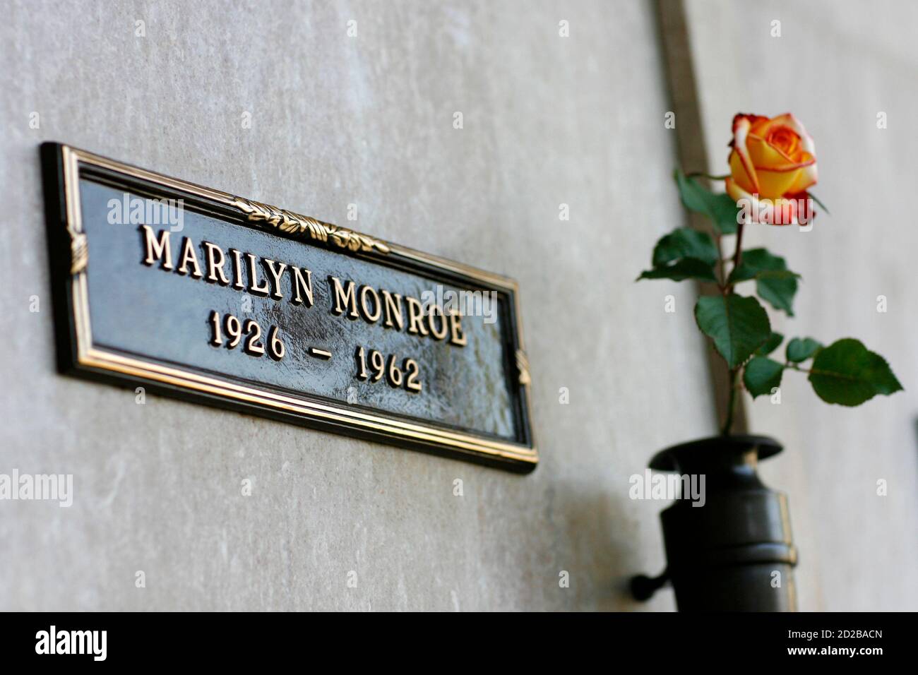 Marilyn monroes crypt westwood memorial park hi-res stock photography ...
