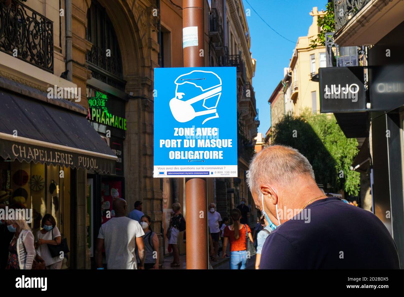 Mandatory mask law hi-res stock photography and images - Alamy