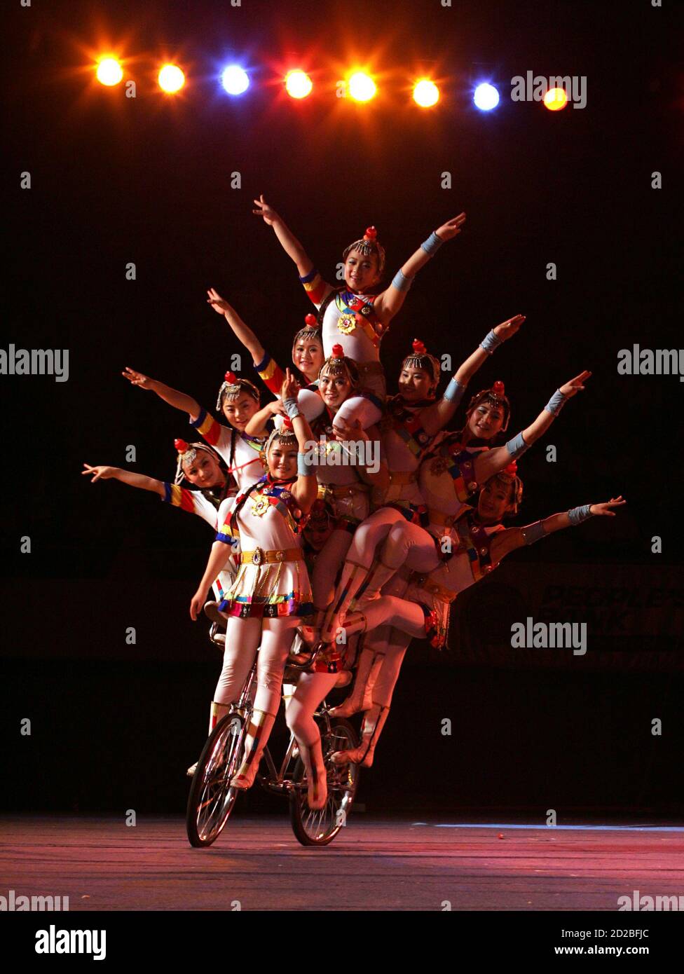 Circus acrobats balancing hi-res stock photography and images - Alamy