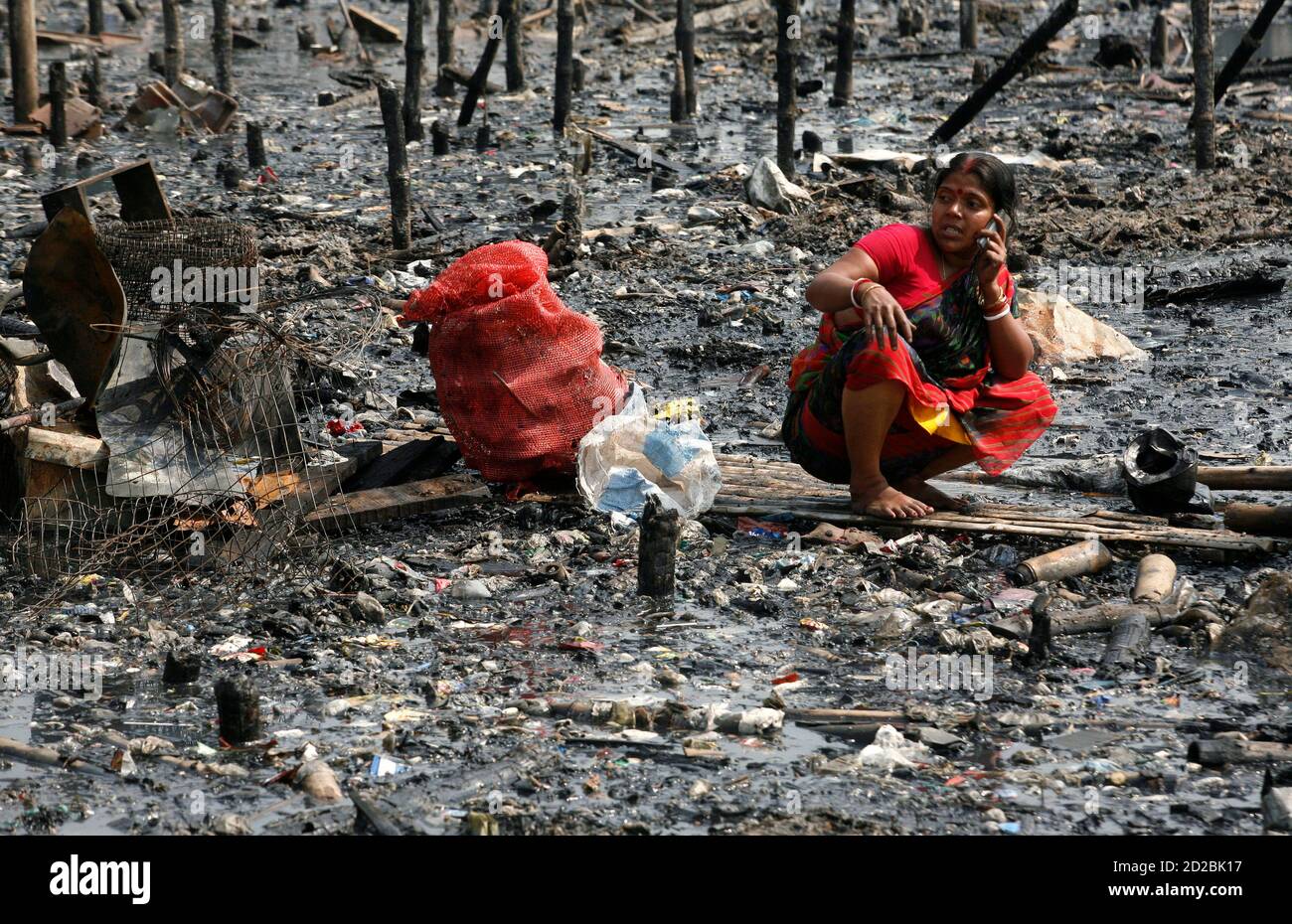Indian slum mobile phone High Resolution Stock Photography and Images ...