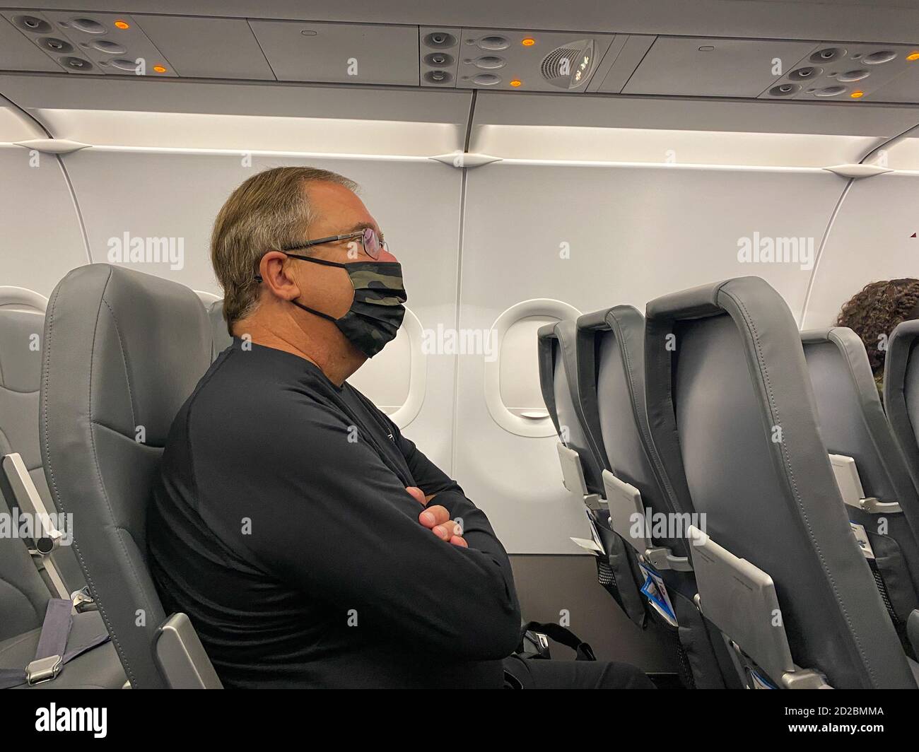 People wearing masks on plane hi-res stock photography and images - Alamy